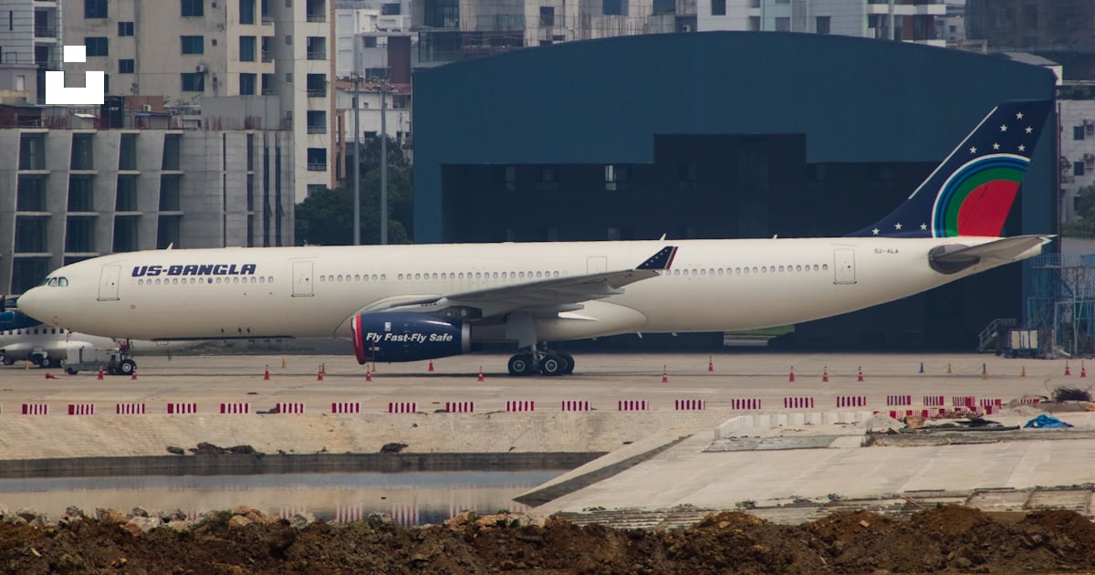 공항 활주로 위에 앉아 있는 대형 제트 여객기 사진 Unsplash의 무료 회색 이미지