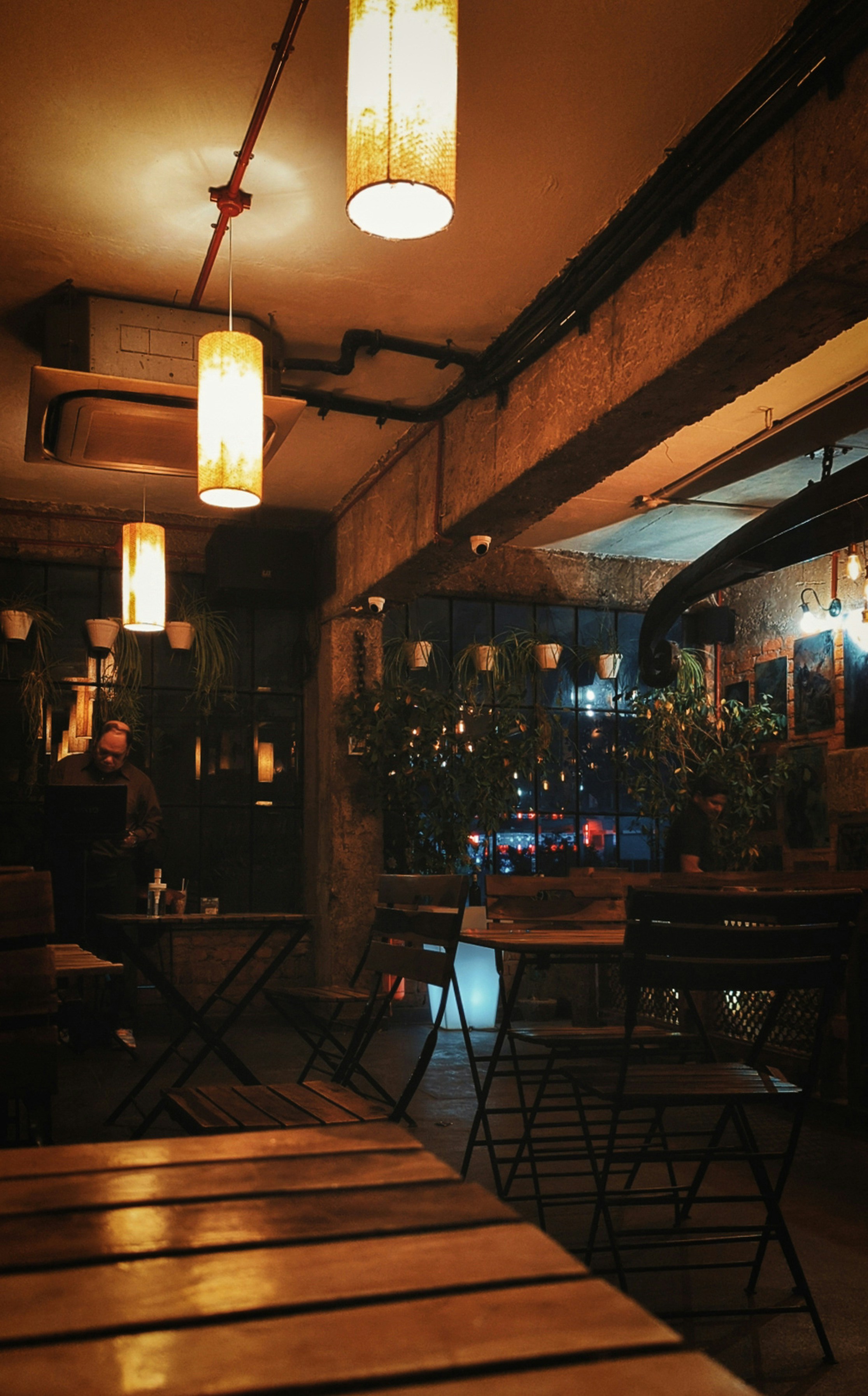 A dimly lit restaurant with wooden tables and chairs photo – Free ...