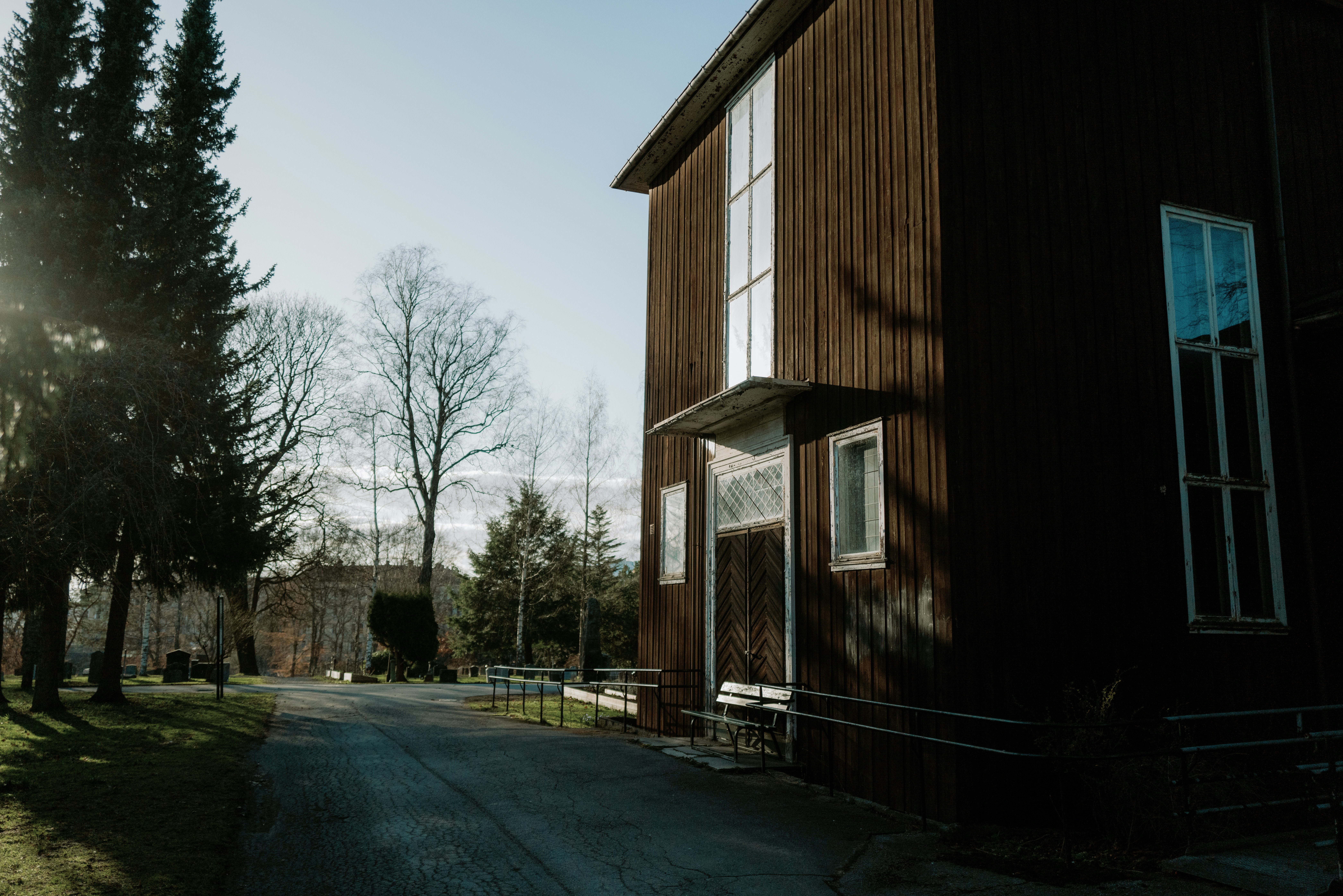 A large brown building sitting on the side of a road photo – Free Oslo ...