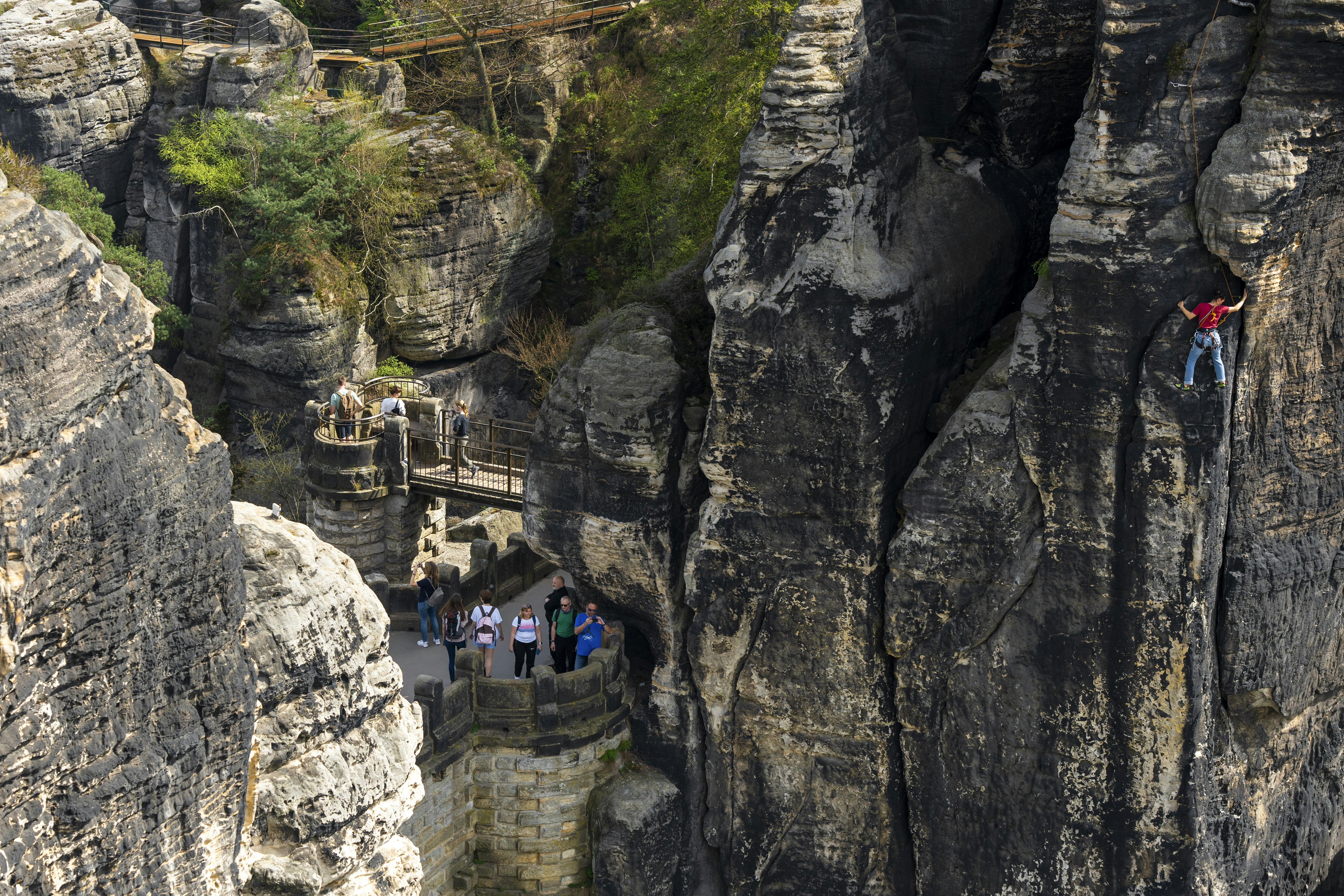 A group of people standing on top of a cliff photo – Free Allemagne ...