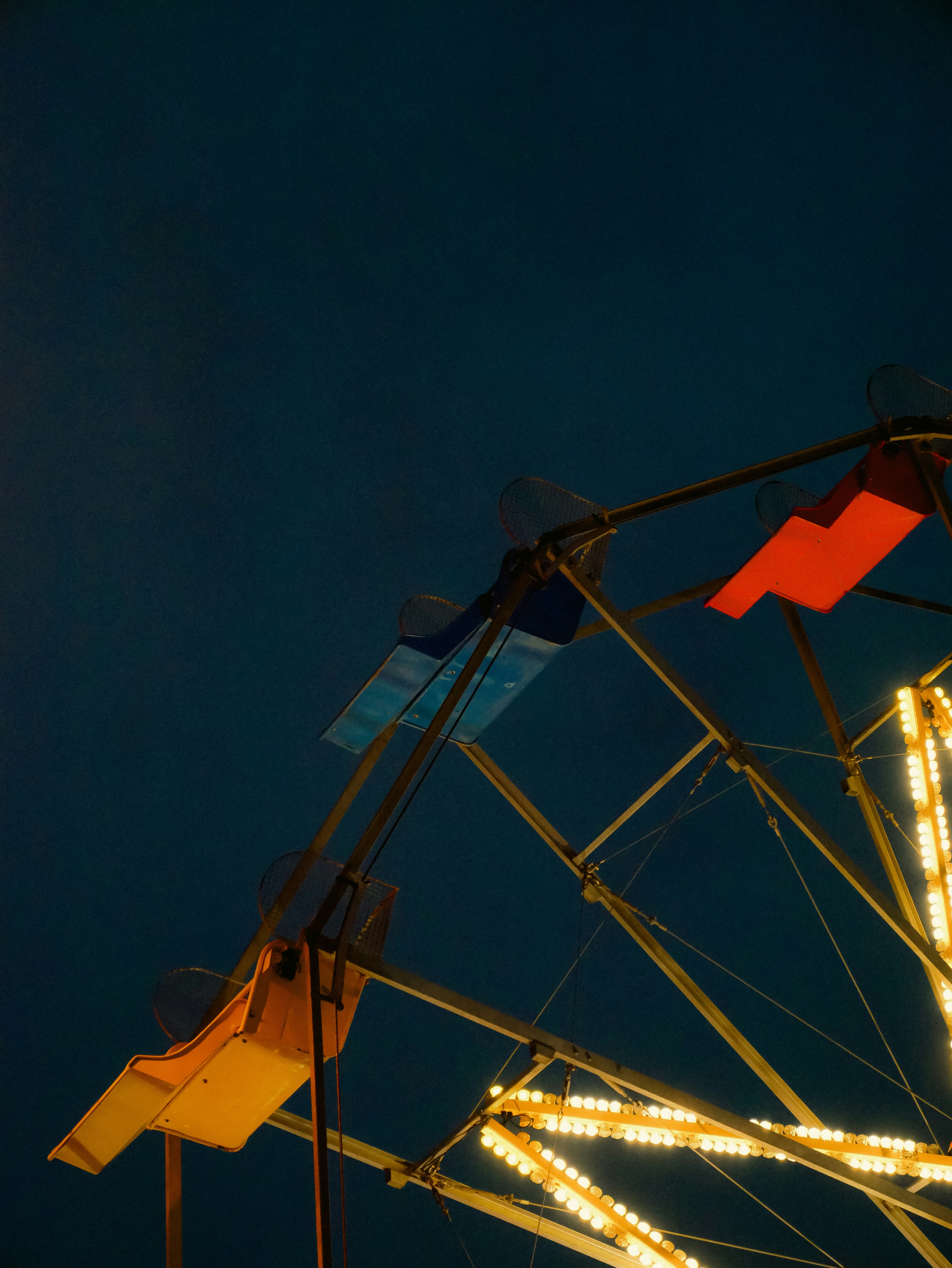 Une grande roue la nuit avec des lumières dessus photo – Photo Parc d ...