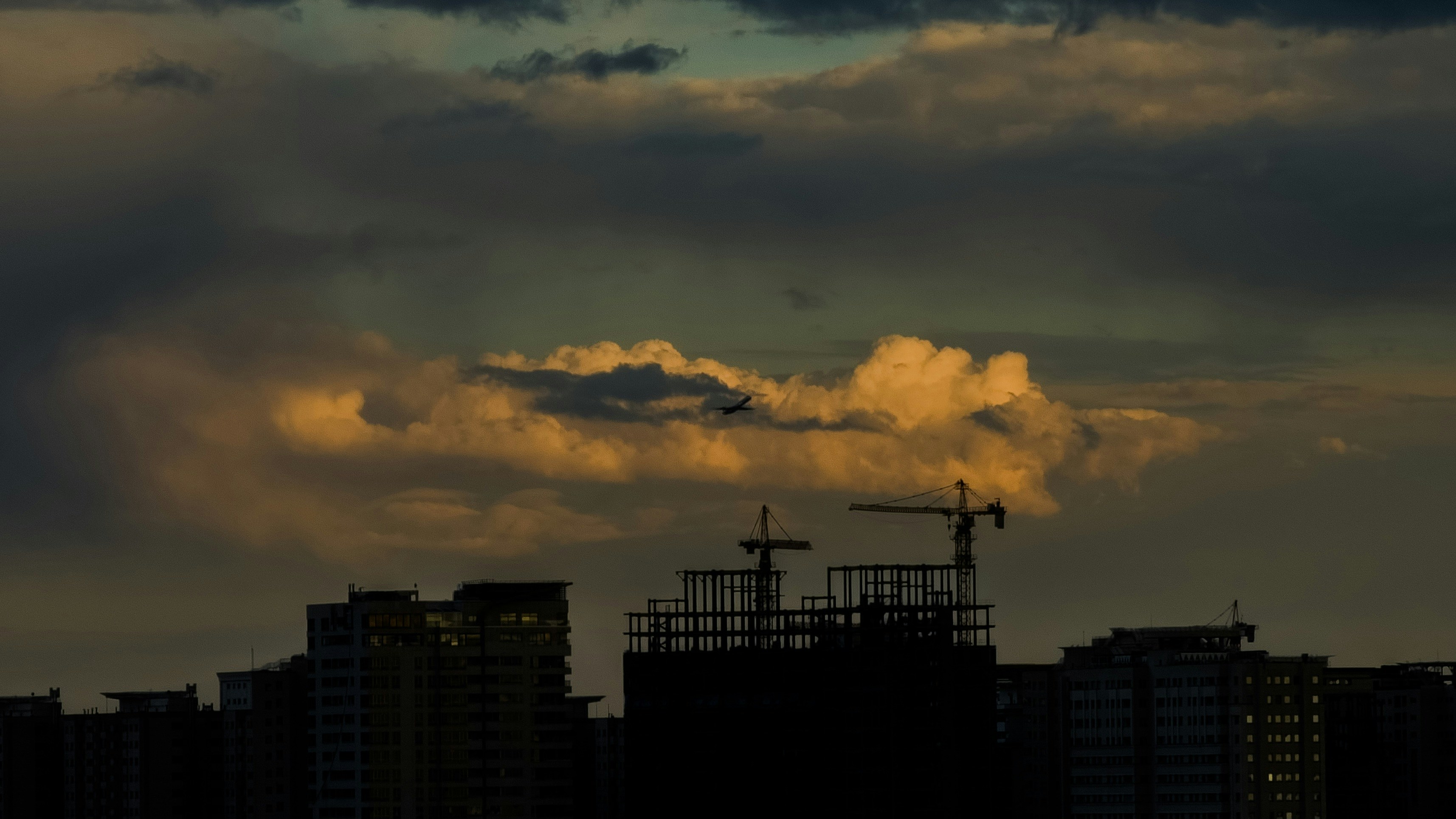 A building under construction with a cloudy sky in the background photo ...