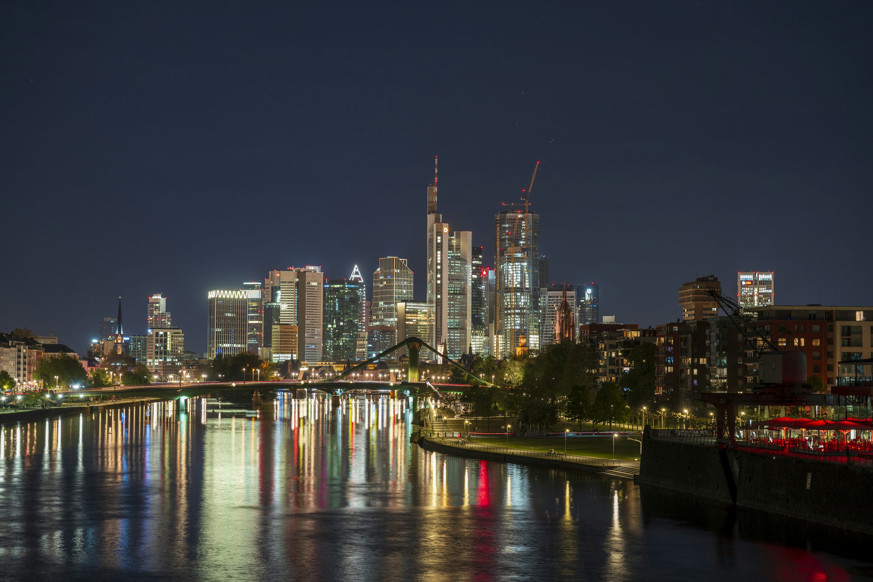 Una vista de una ciudad por la noche desde el otro lado del río foto ... Una vista de una ciudad por la noche desde el otro lado del río foto ...