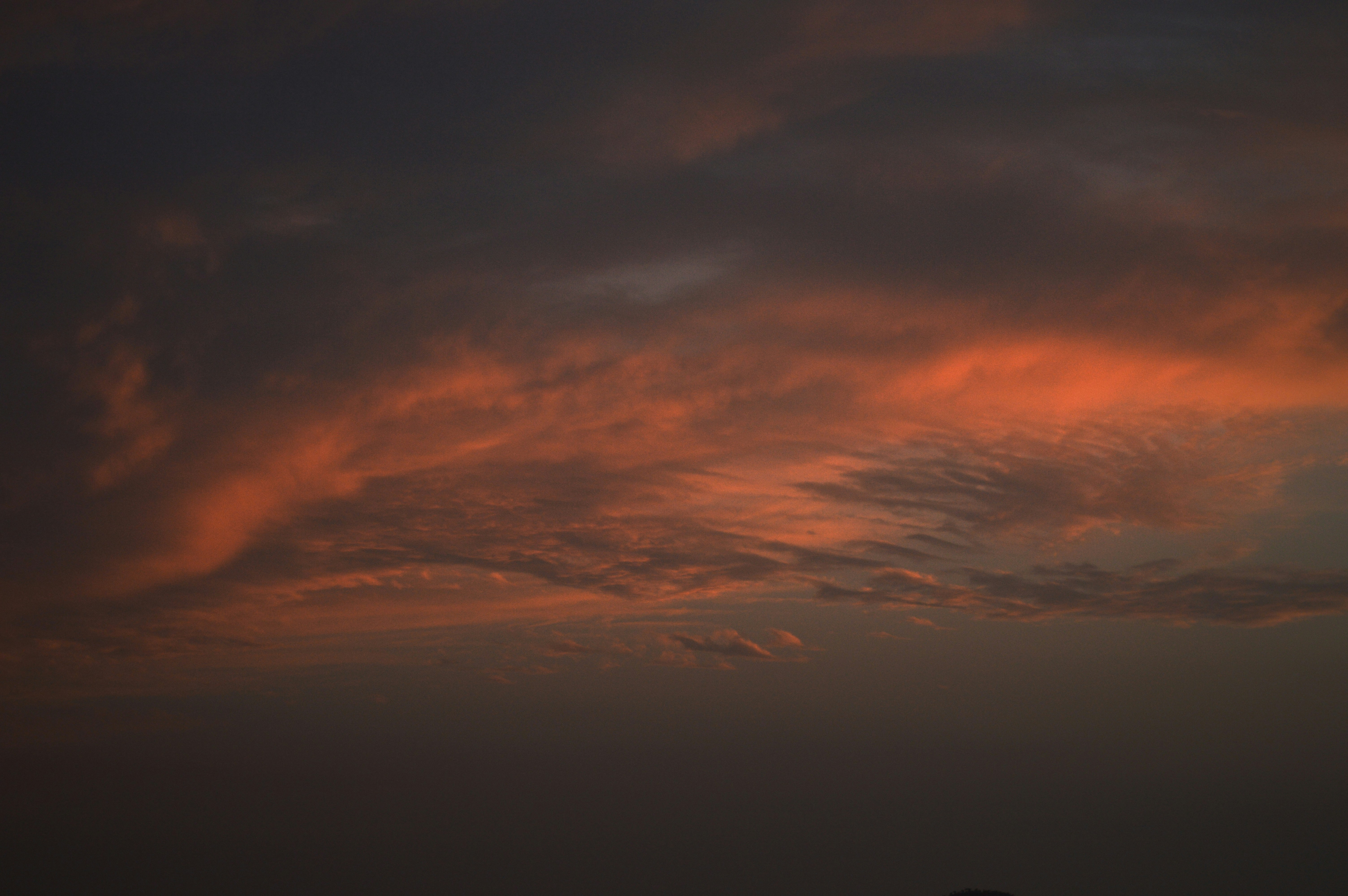 A red sky with a few clouds in the distance photo – Free Sky Image on Unsplash