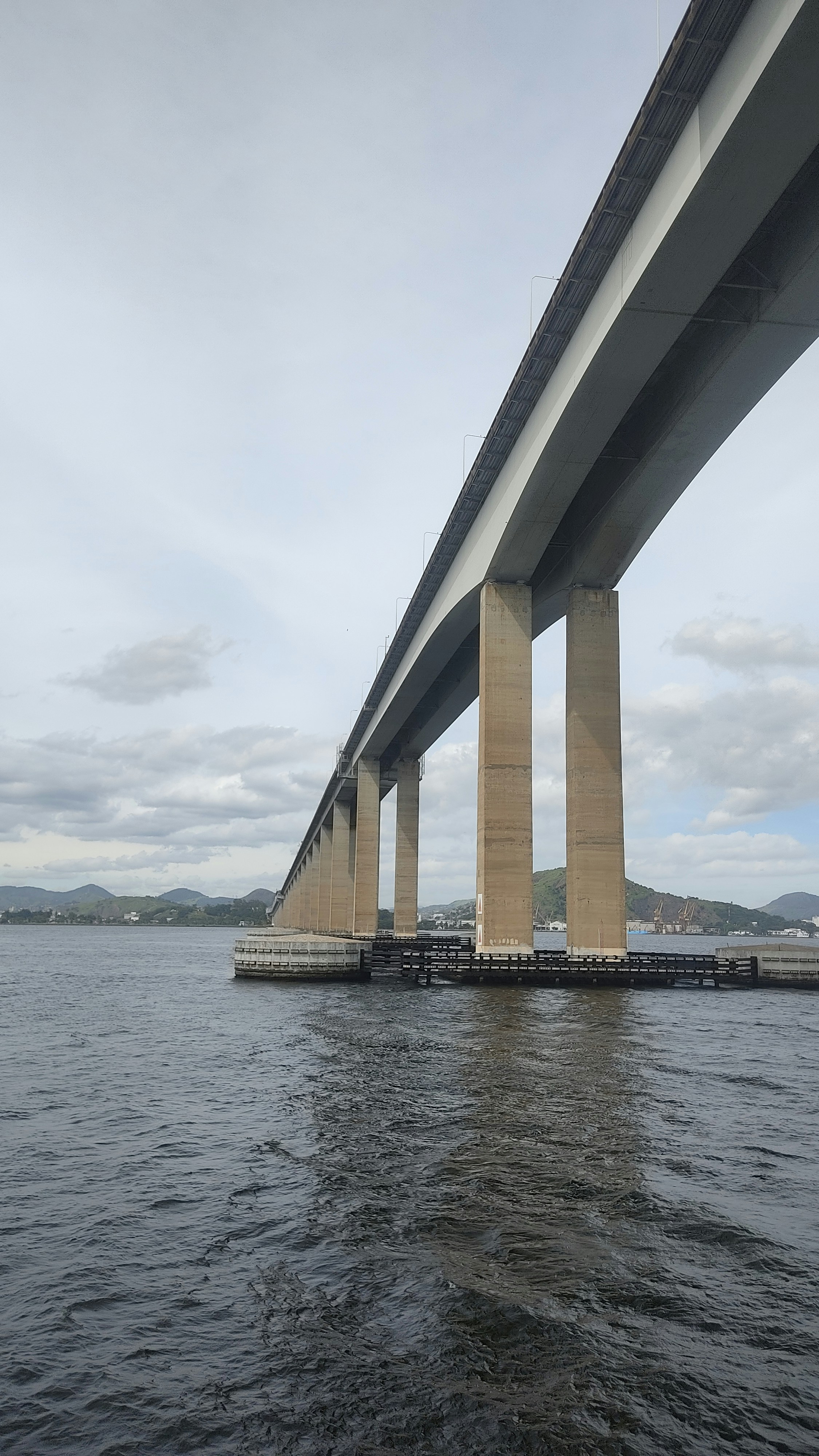 A large bridge spanning over a large body of water photo – Free Ponte ...