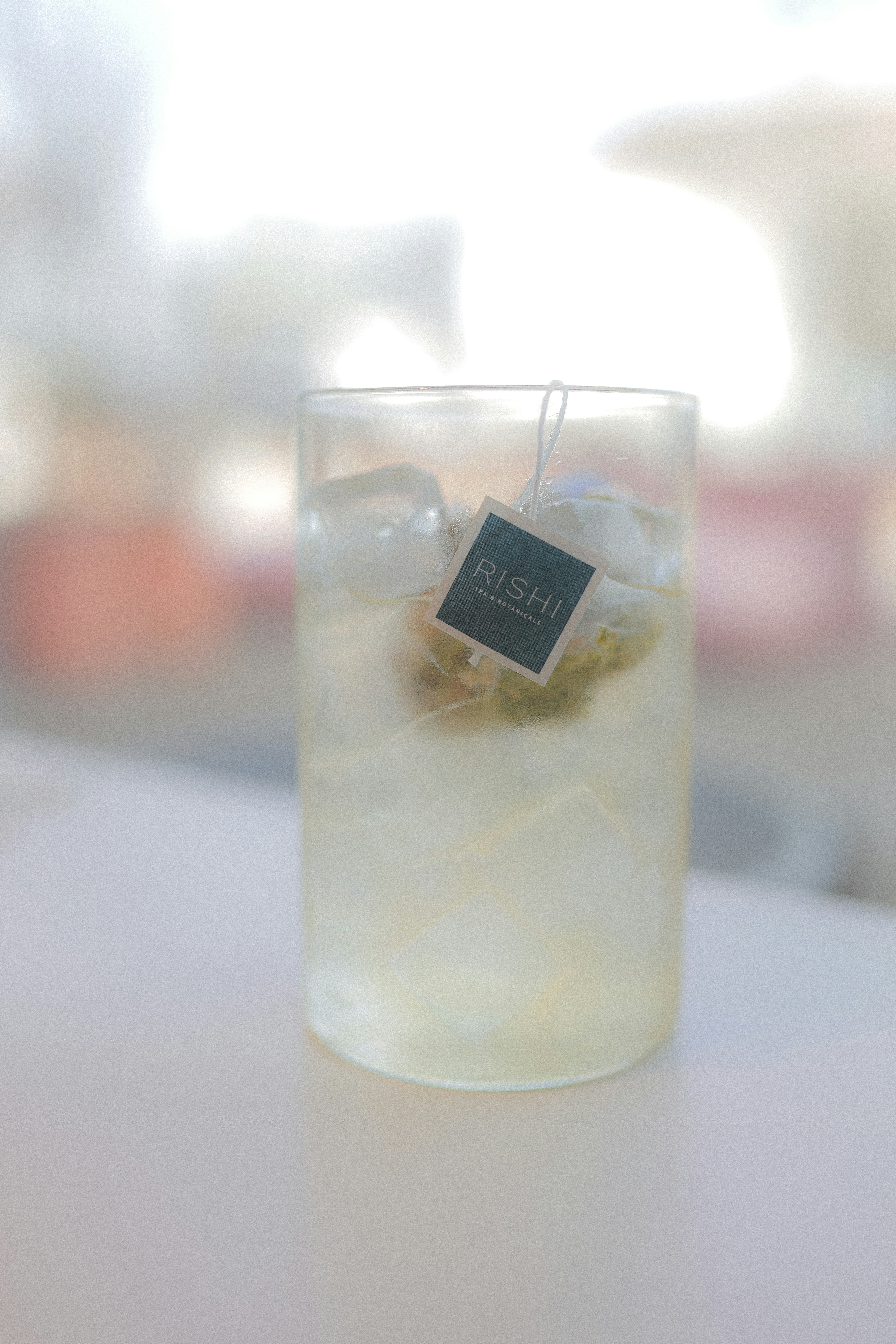RISHI Tag in Focus: Iced Tea Glass in Soft Backlight