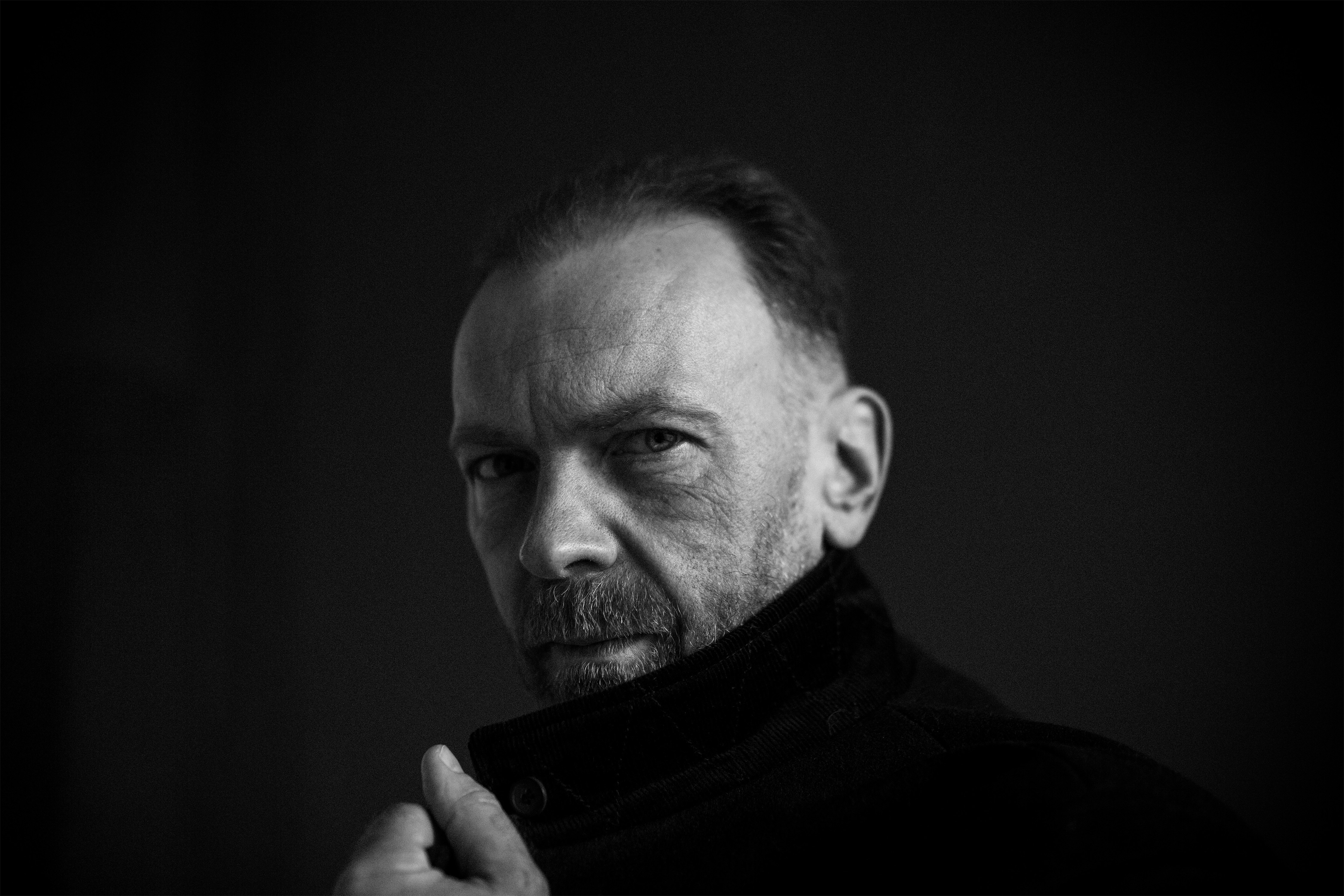 Une photo en noir et blanc d’un homme avec une barbiche photo – Image ...