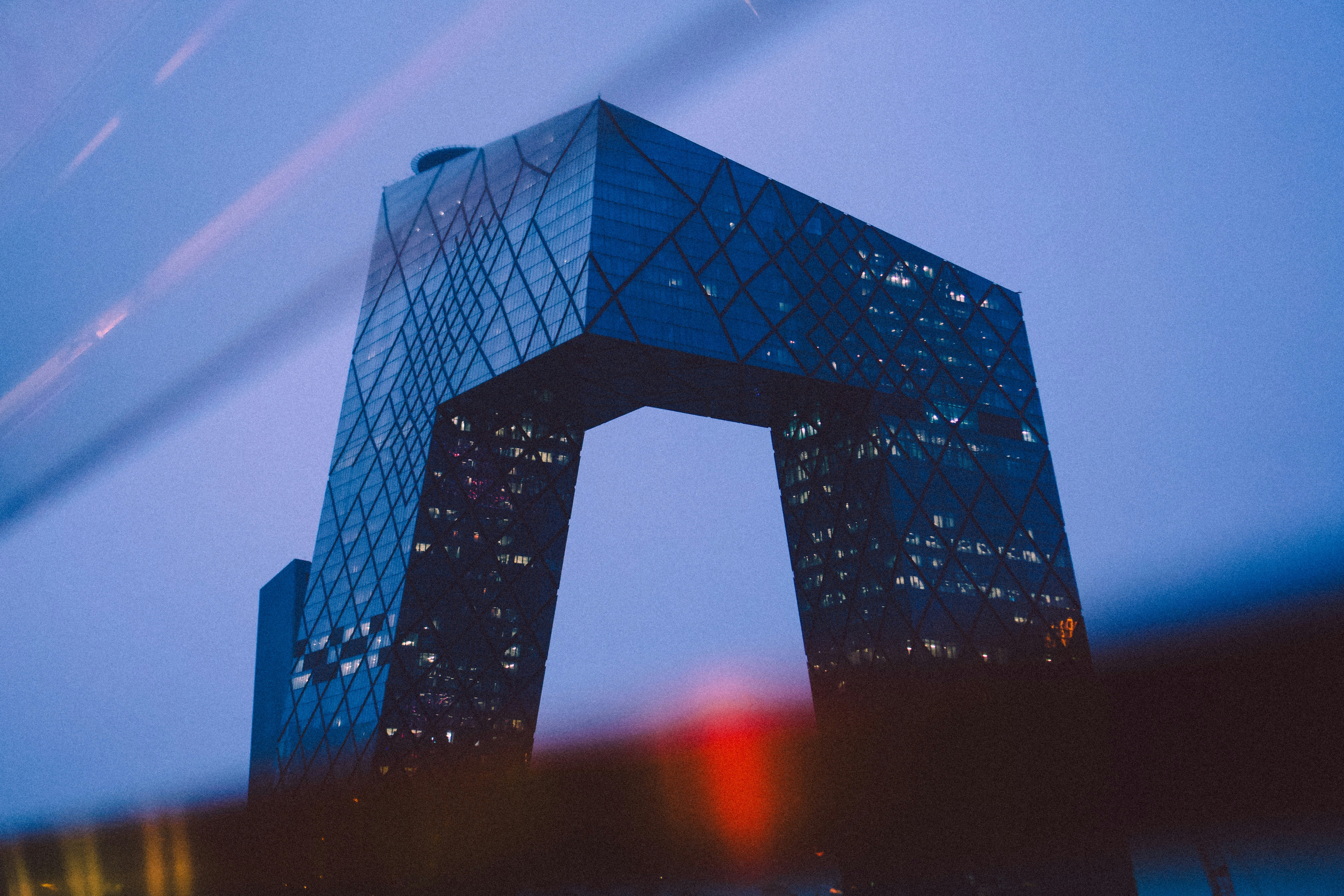 A very tall building sitting in the middle of a city photo – Free ...