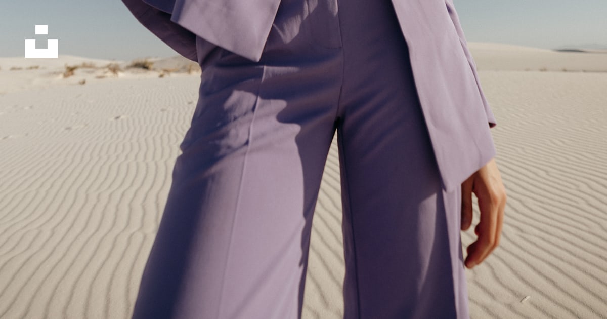 Una Mujer Con Un Traje Púrpura De Pie En El Desierto Foto Imagen De