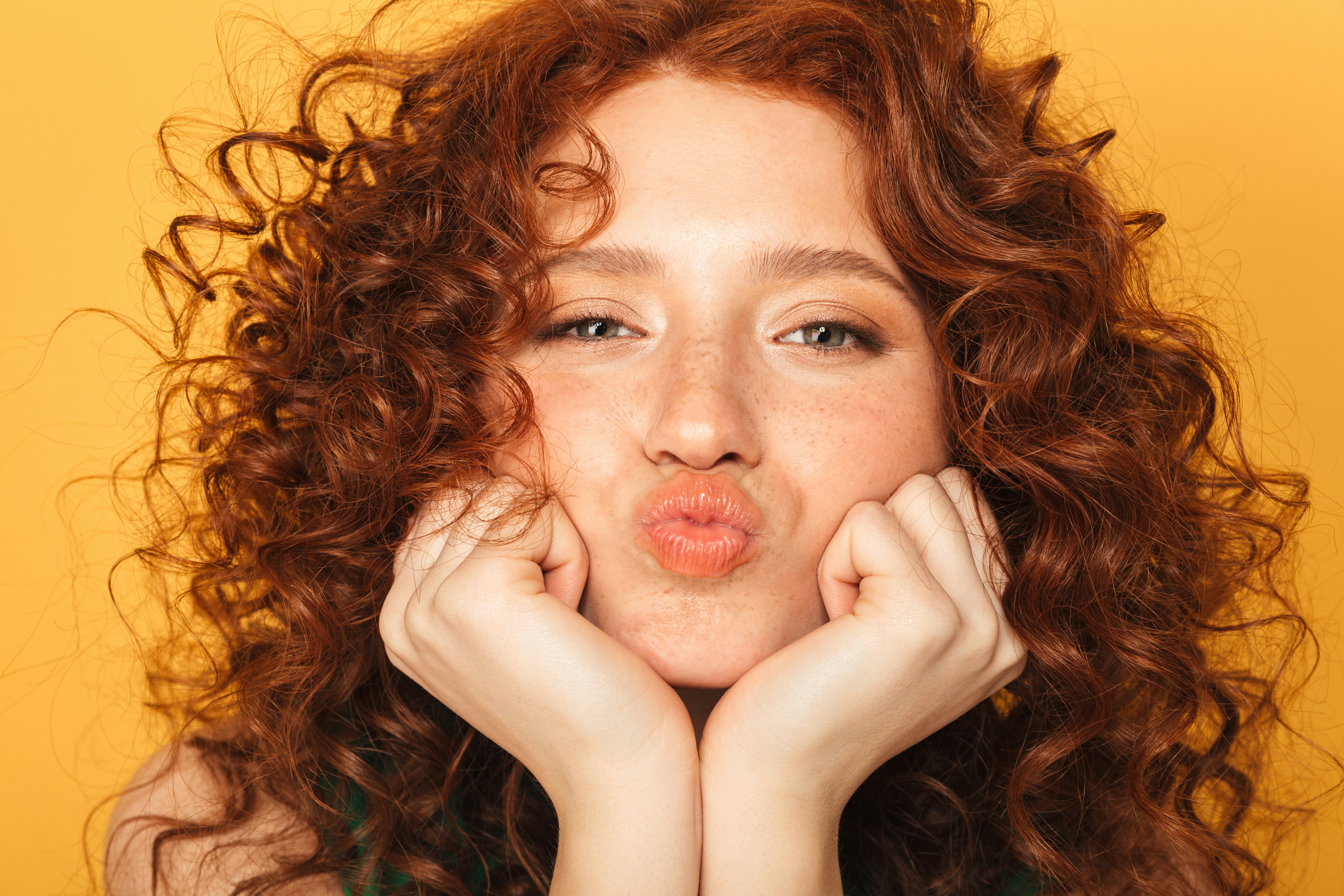 Una mujer haciendo una mueca graciosa con las manos foto – Imagen de ...
