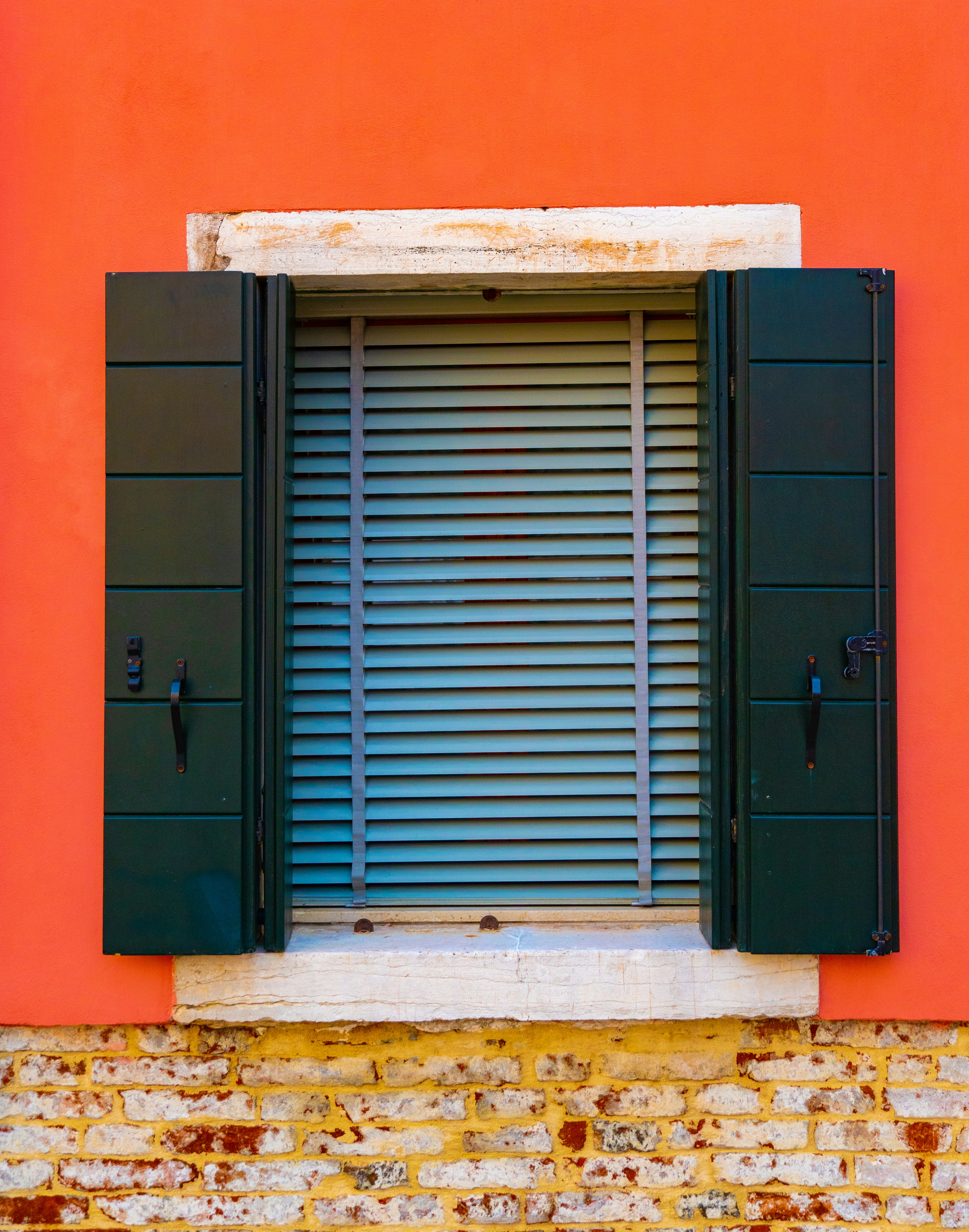 Une fenêtre avec des volets et un mur de briques photo – Photo ...