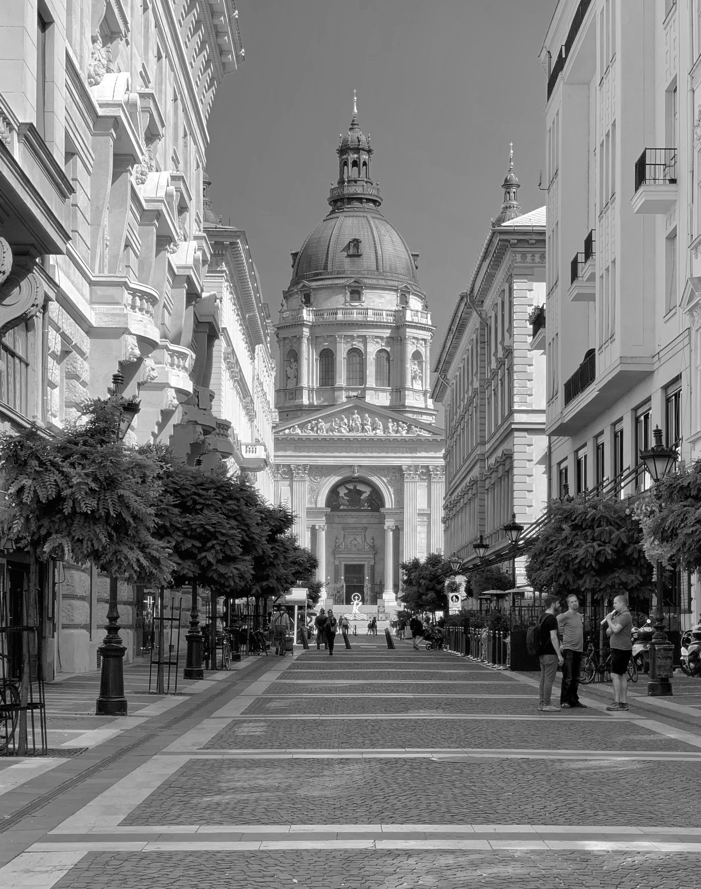 Una foto en blanco y negro de una calle de la ciudad foto – Imagen de ...