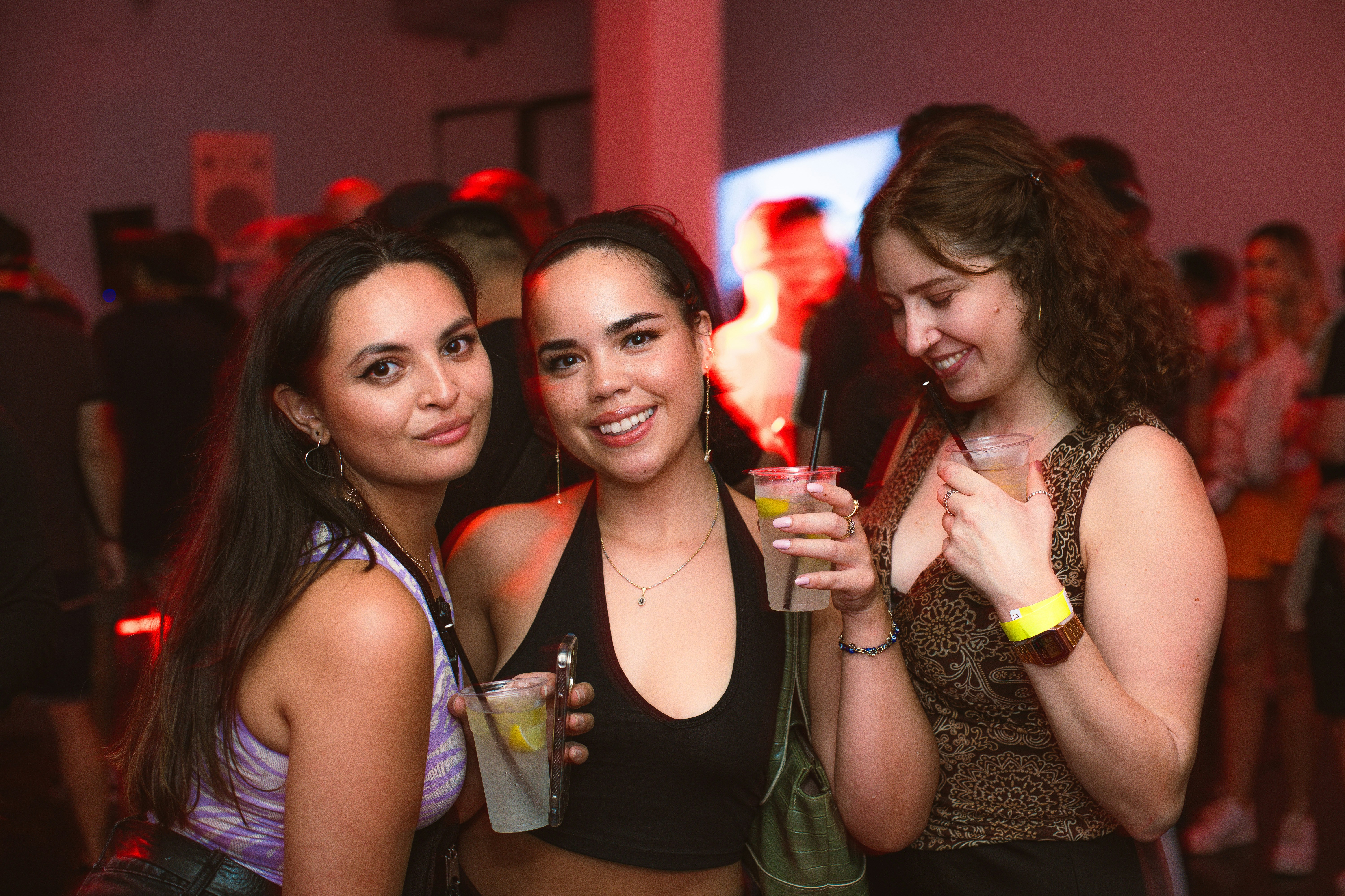 Un grupo de mujeres de pie una al lado de la otra sosteniendo bebidas foto – Imagen de Diversión ...
