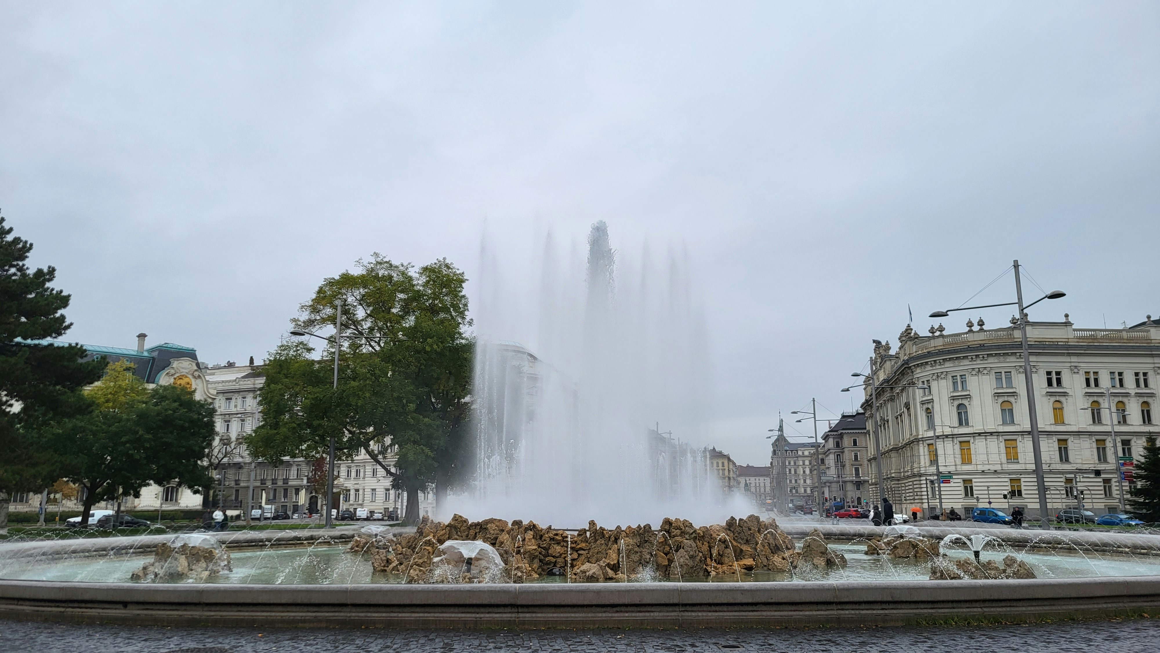 A large fountain spewing water into the air photo – Free Wallpaper ...