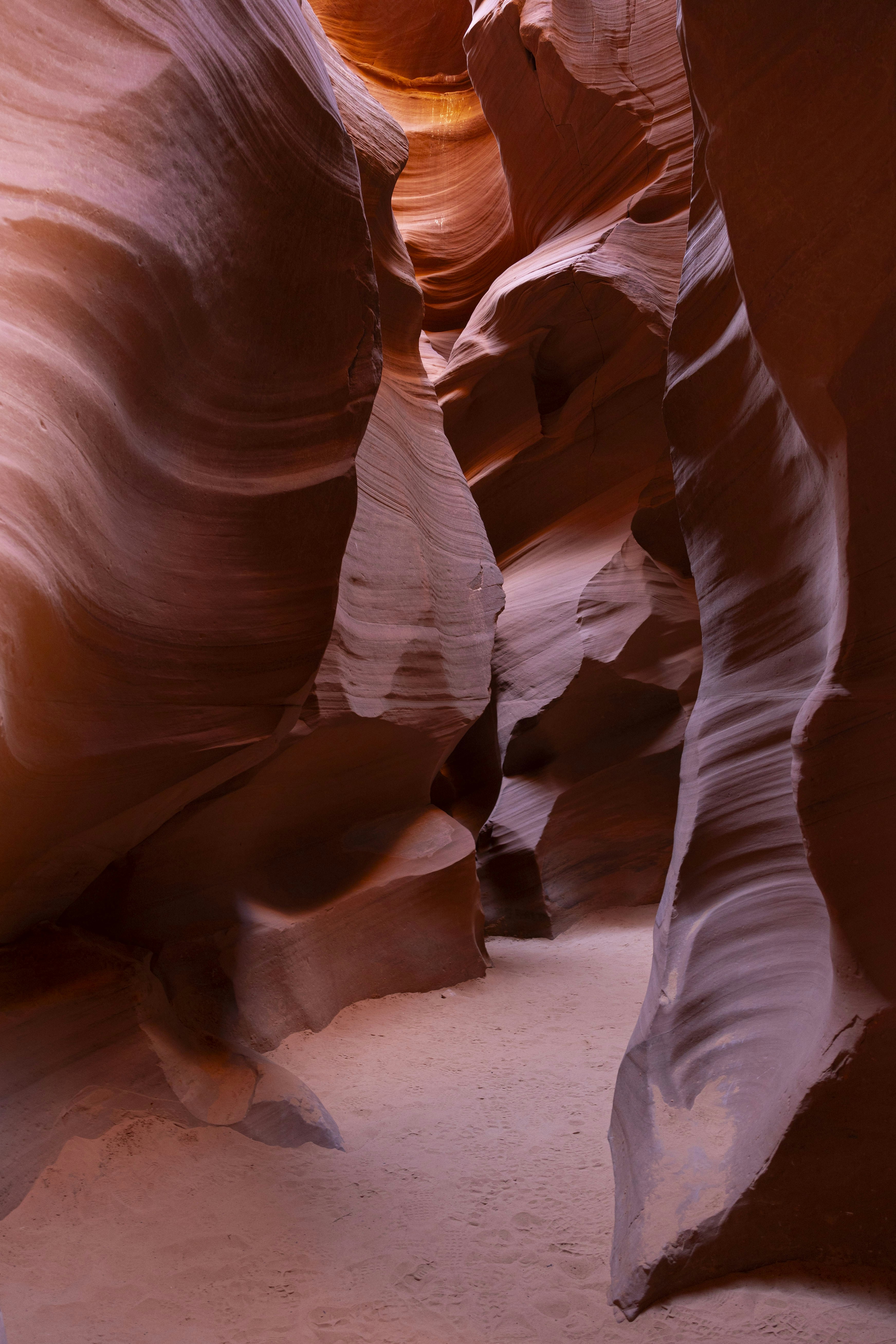 Ein ästhethischer Blick in einen roten Slot Canyon während einer Reise durch Amerika.