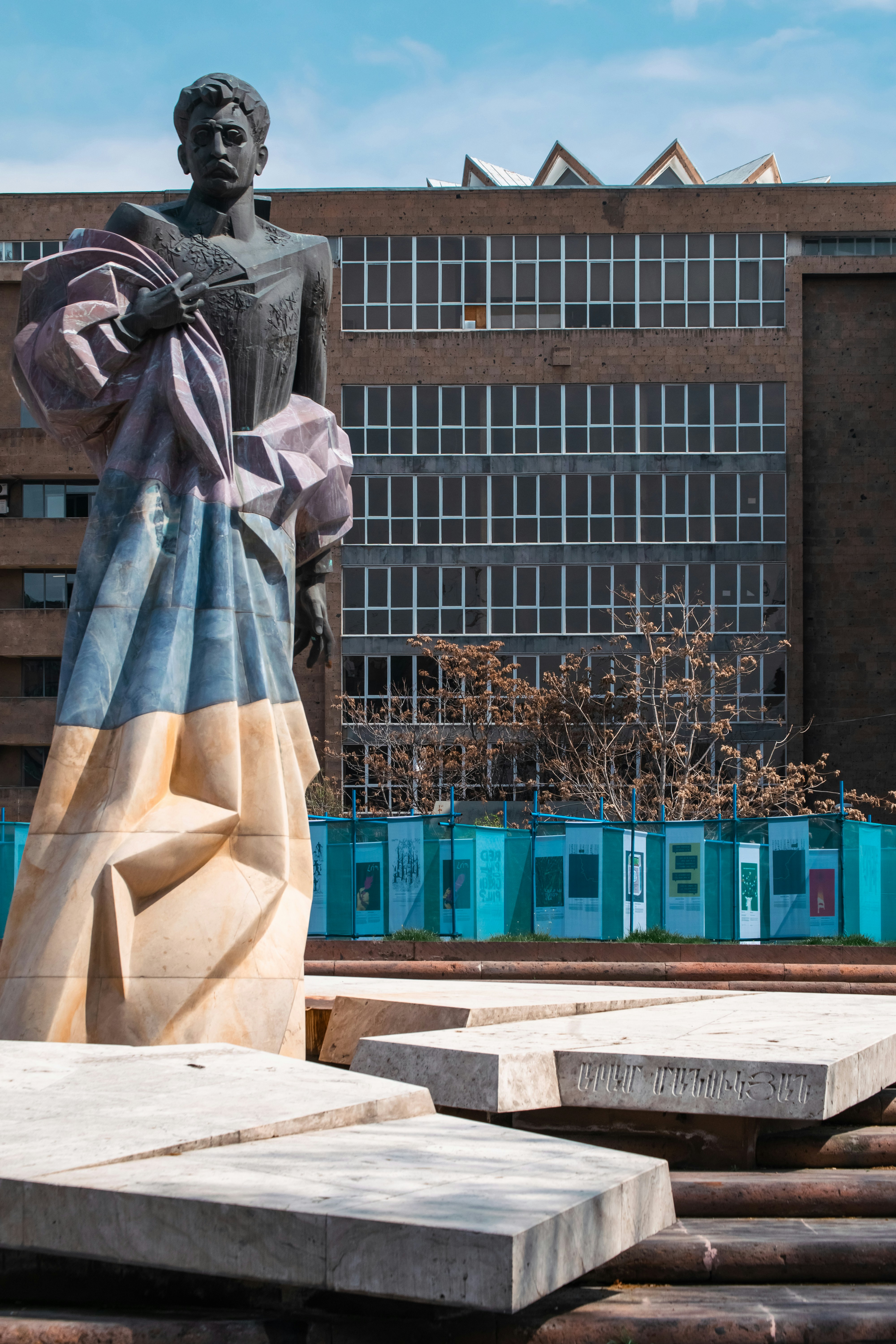 Geometric Cloak, Concrete Backdrop: A Monument's Quiet Vigil