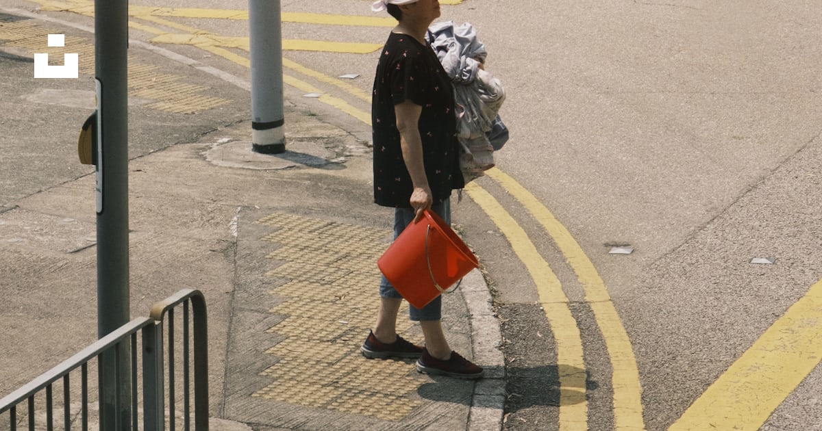 신호등 옆 거리를 걷고 있는 여성 사진 Unsplash의 무료 광 이미지