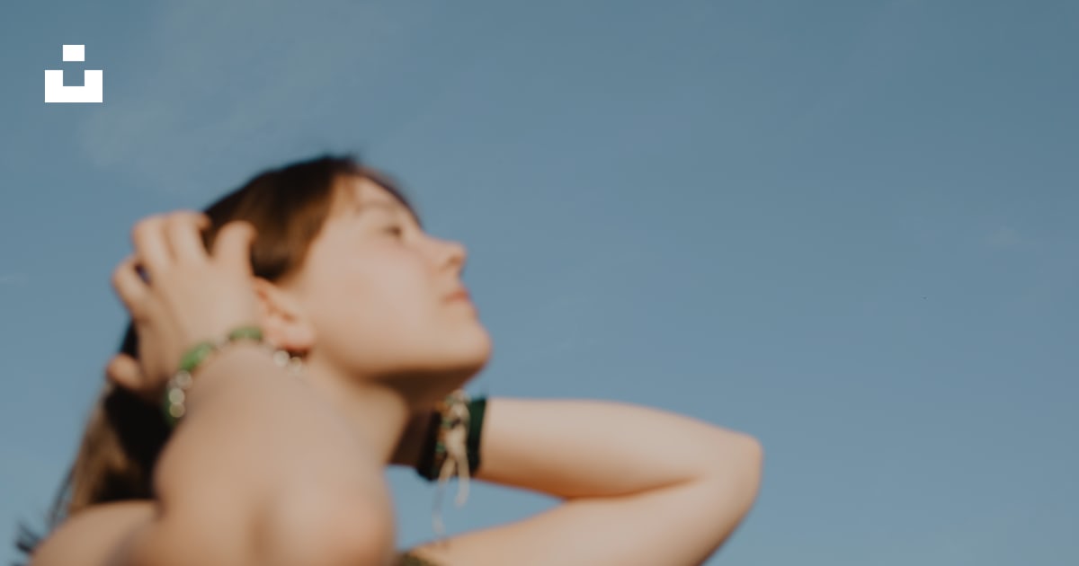 초록색 드레스를 입은 여성이 연을 날리고 있다 사진 Unsplash의 무료 회색 이미지