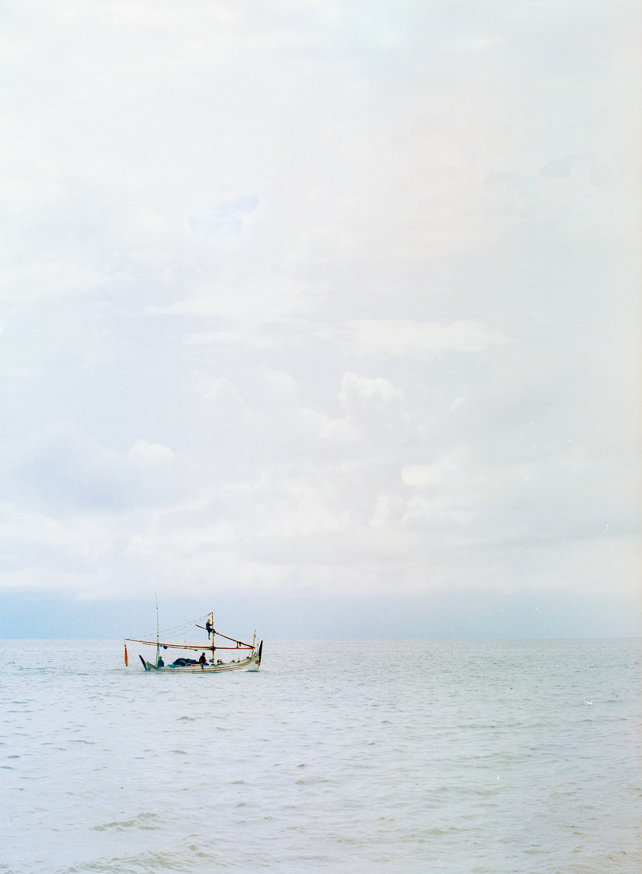 Un barco flotando sobre una gran masa de agua foto – Imagen de ...