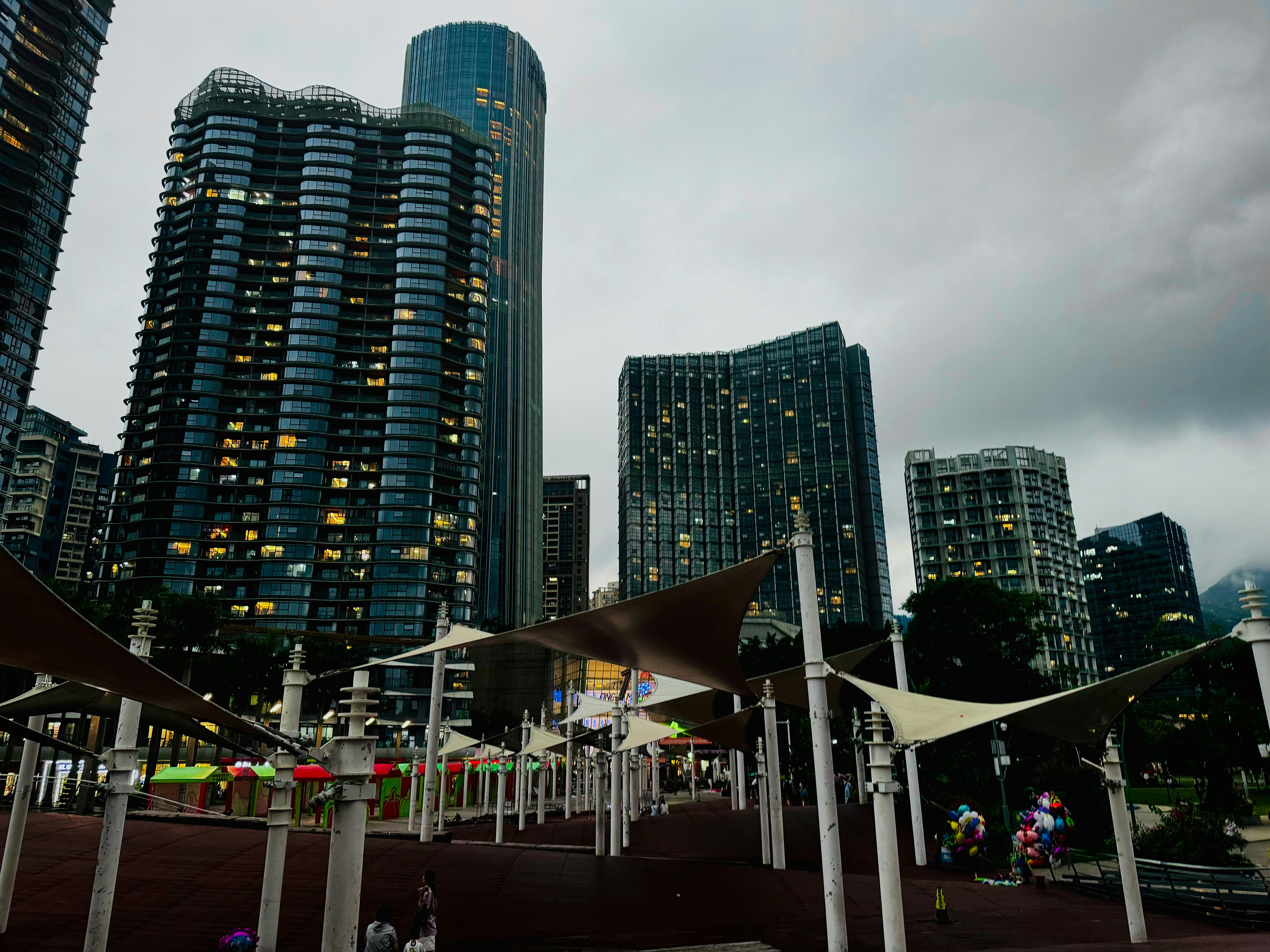 Glass Giants Behind the Canopy: A City Plaza in Steel and Shade