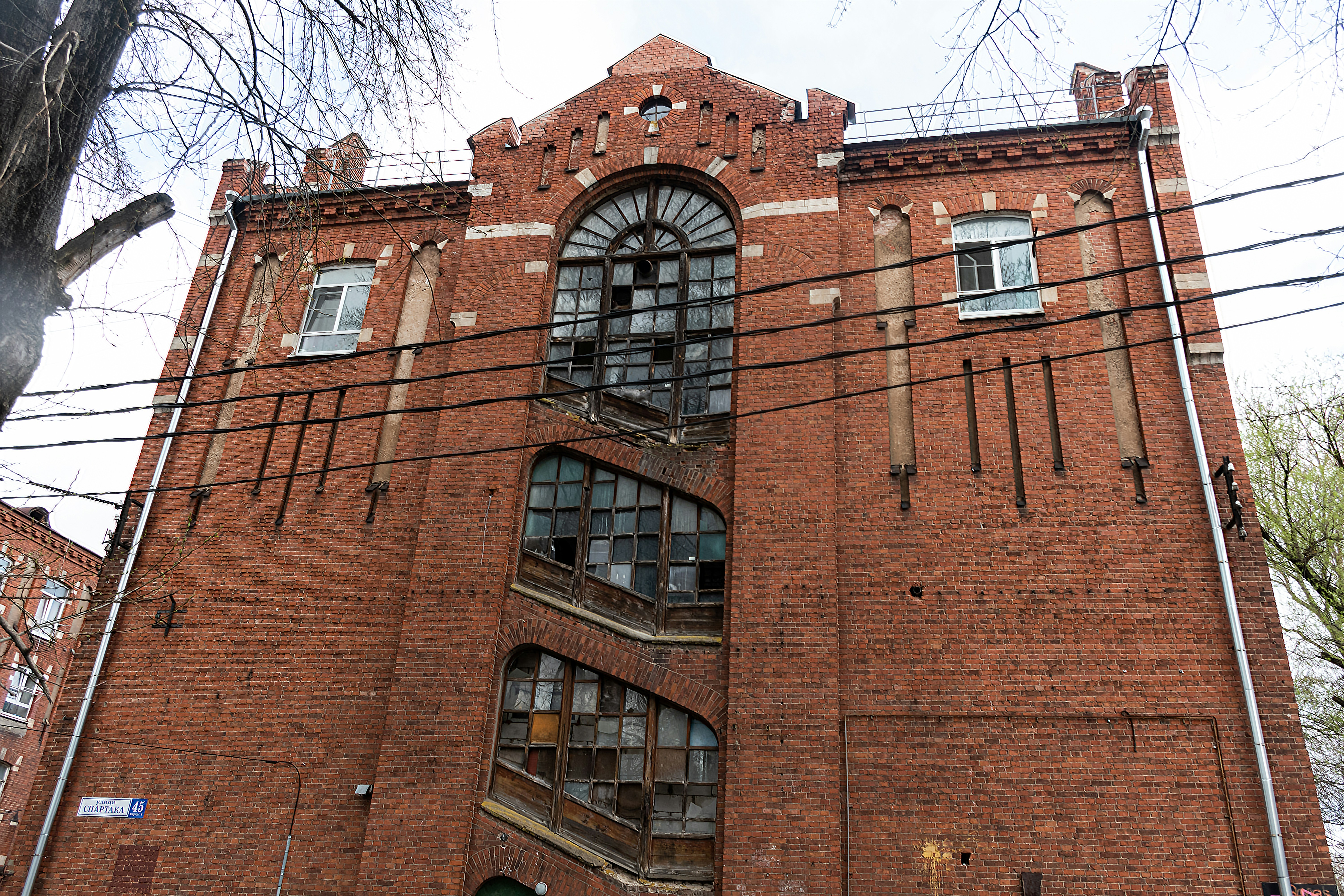 A tall red brick building with lots of windows photo – Free Тверь ...