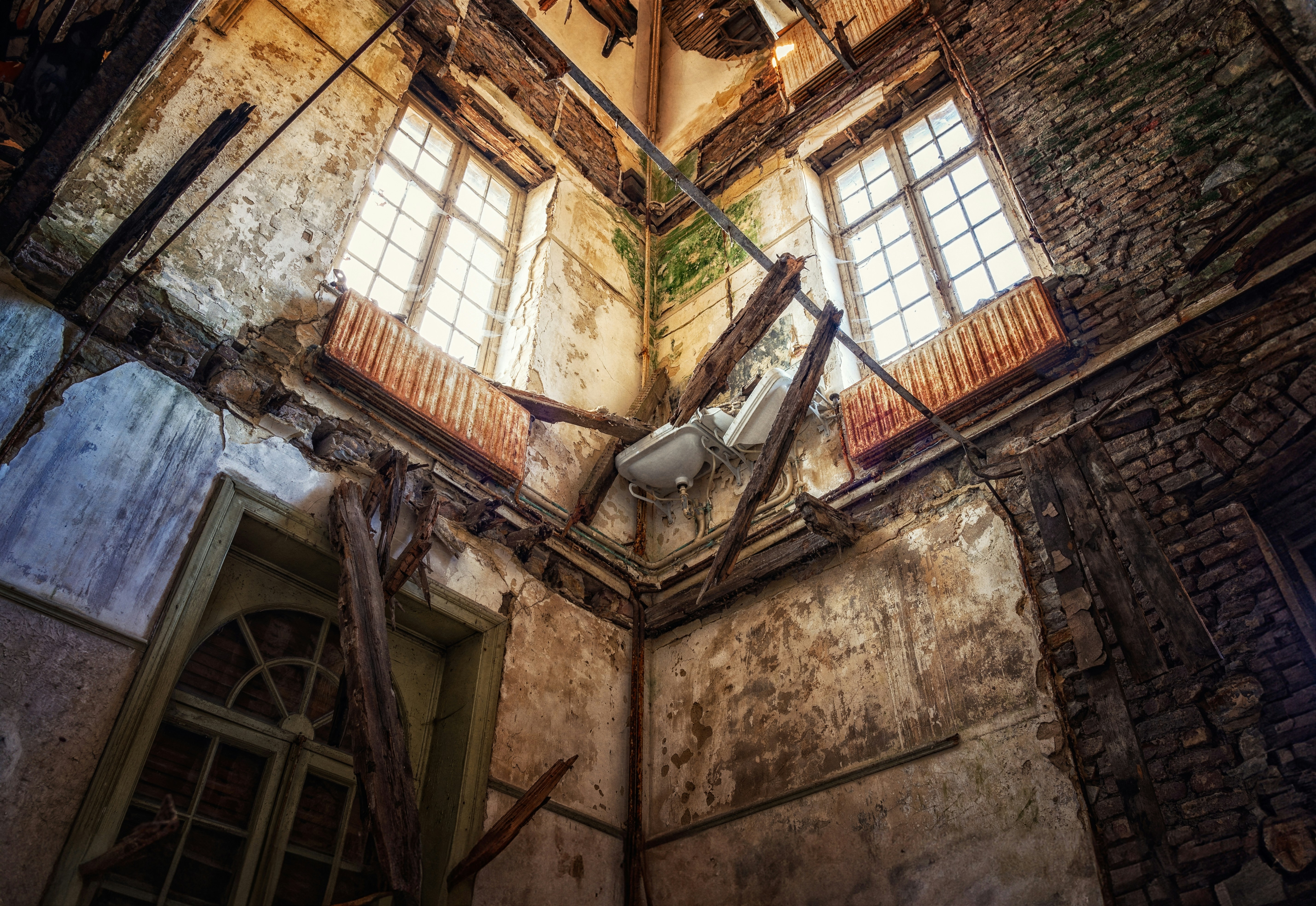 A very old building with a bunch of windows photo – Free Urbex Image on ...