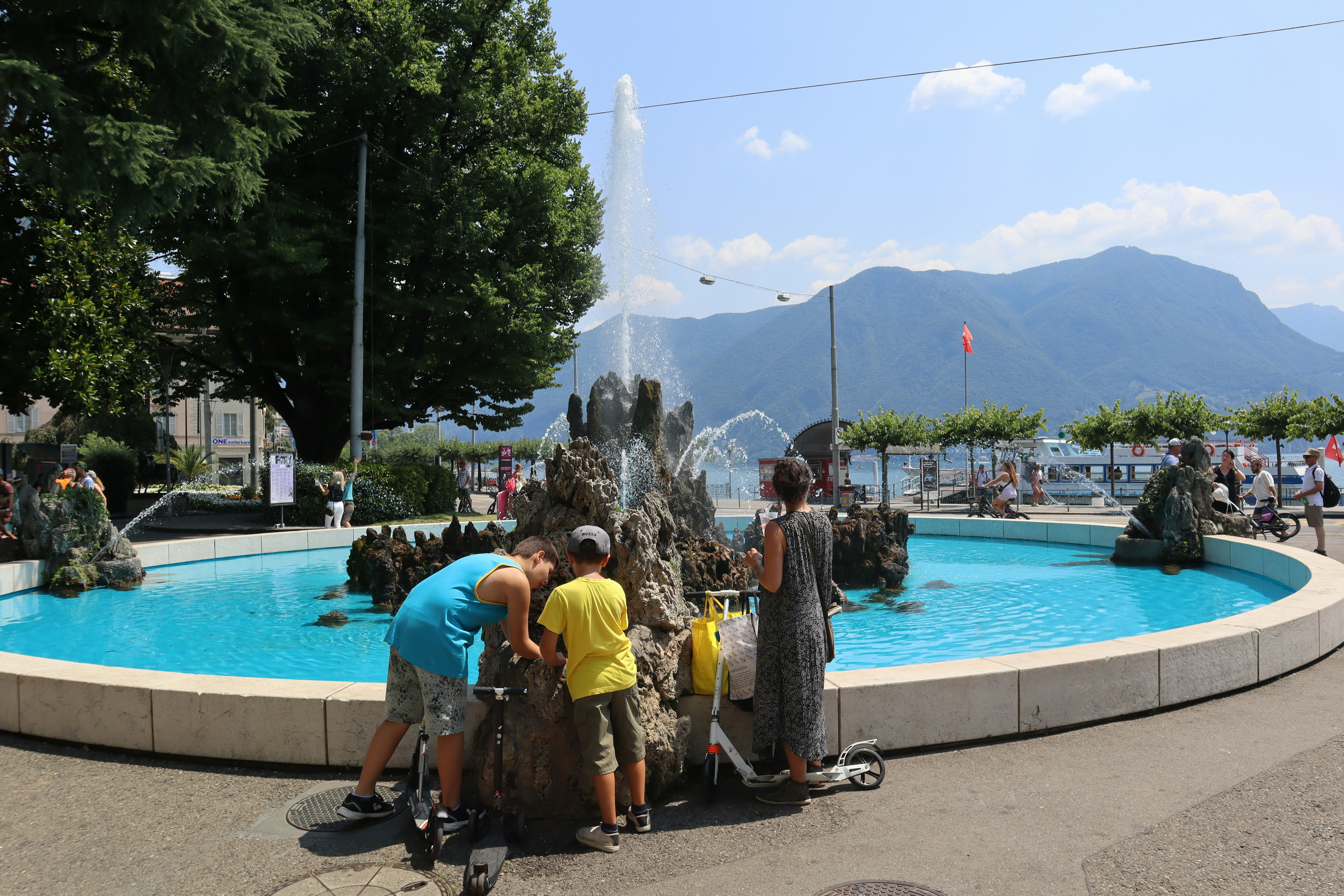 Sunlit Rock Fountain Gathering: Children and Families in a Plaza