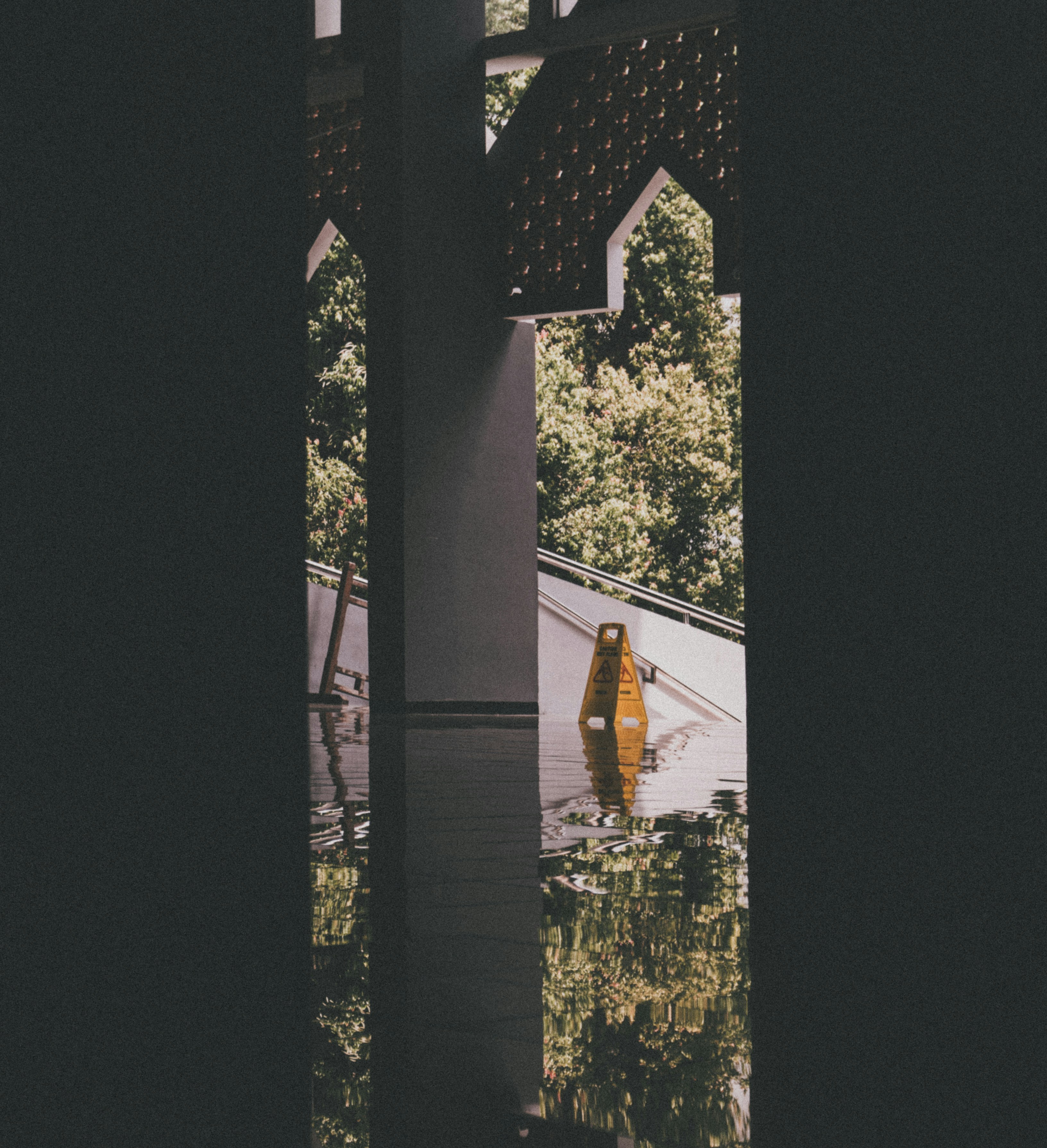 Yellow Sign in the Quiet Flood: Reflections Between Pillars