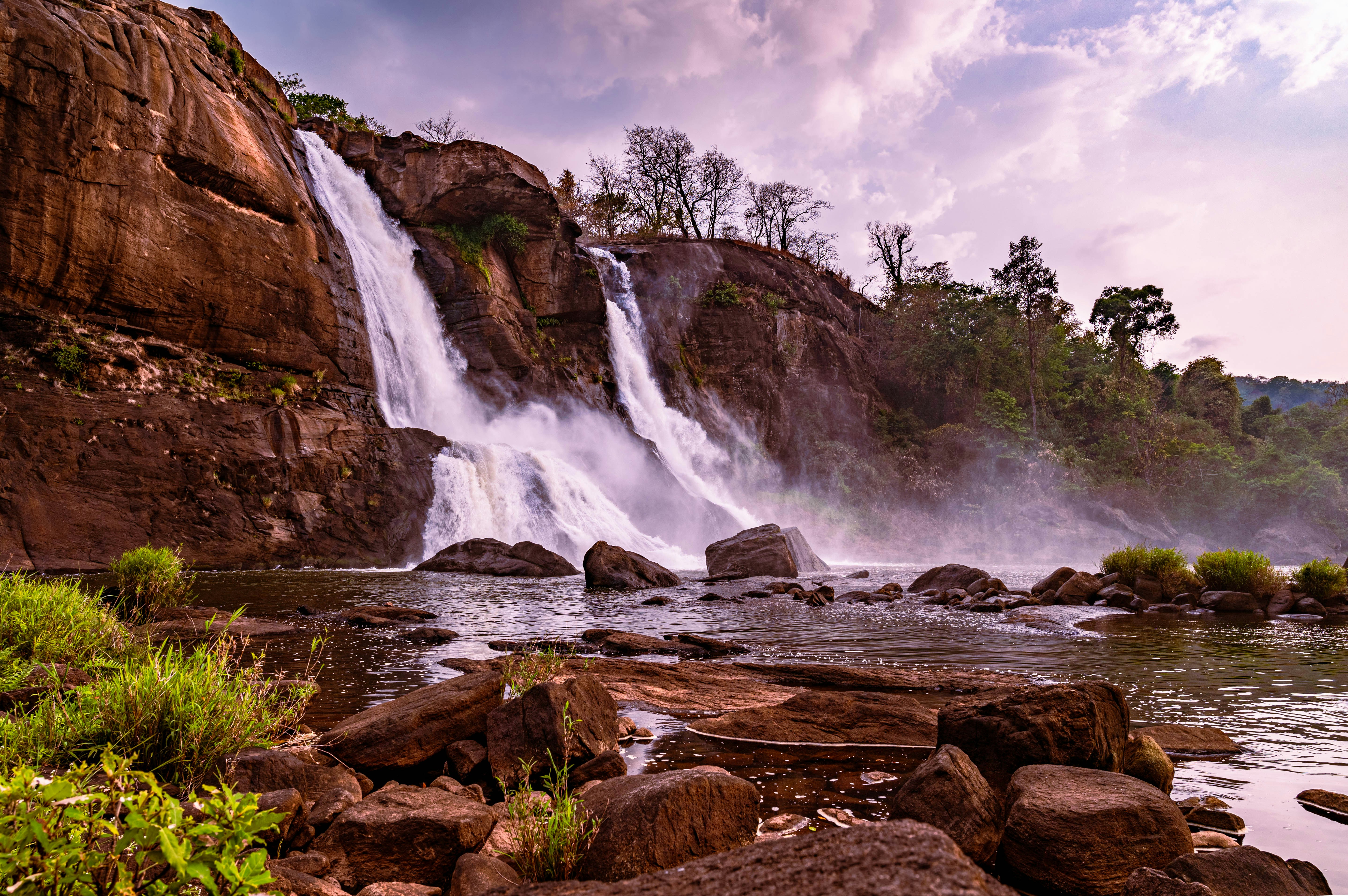 Foto Una cascada de la que sale una gran cantidad de agua – Imagen Naturaleza gratis en Unsplash