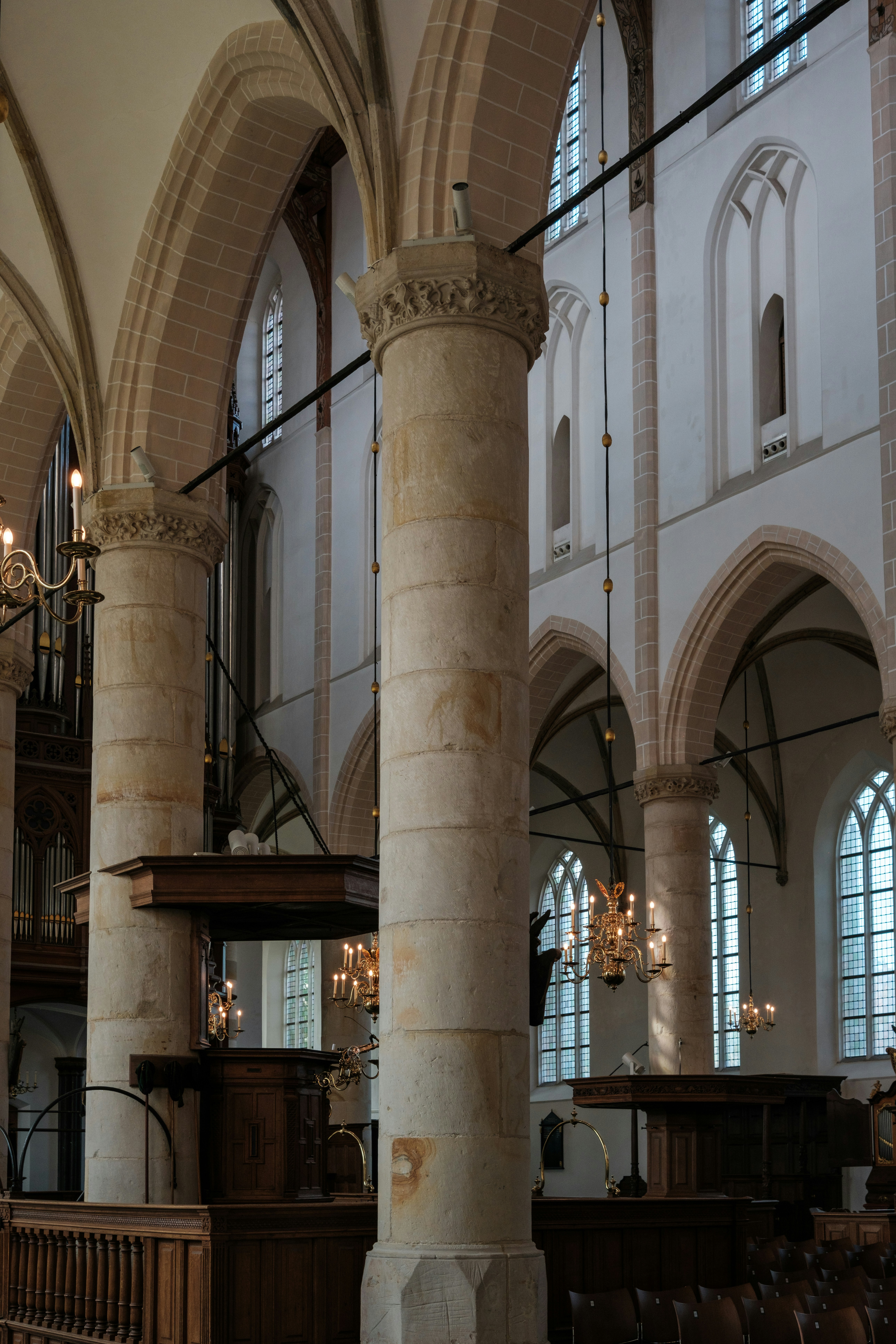 A large cathedral with columns and chandeliers photo – Free Grote kerk ...
