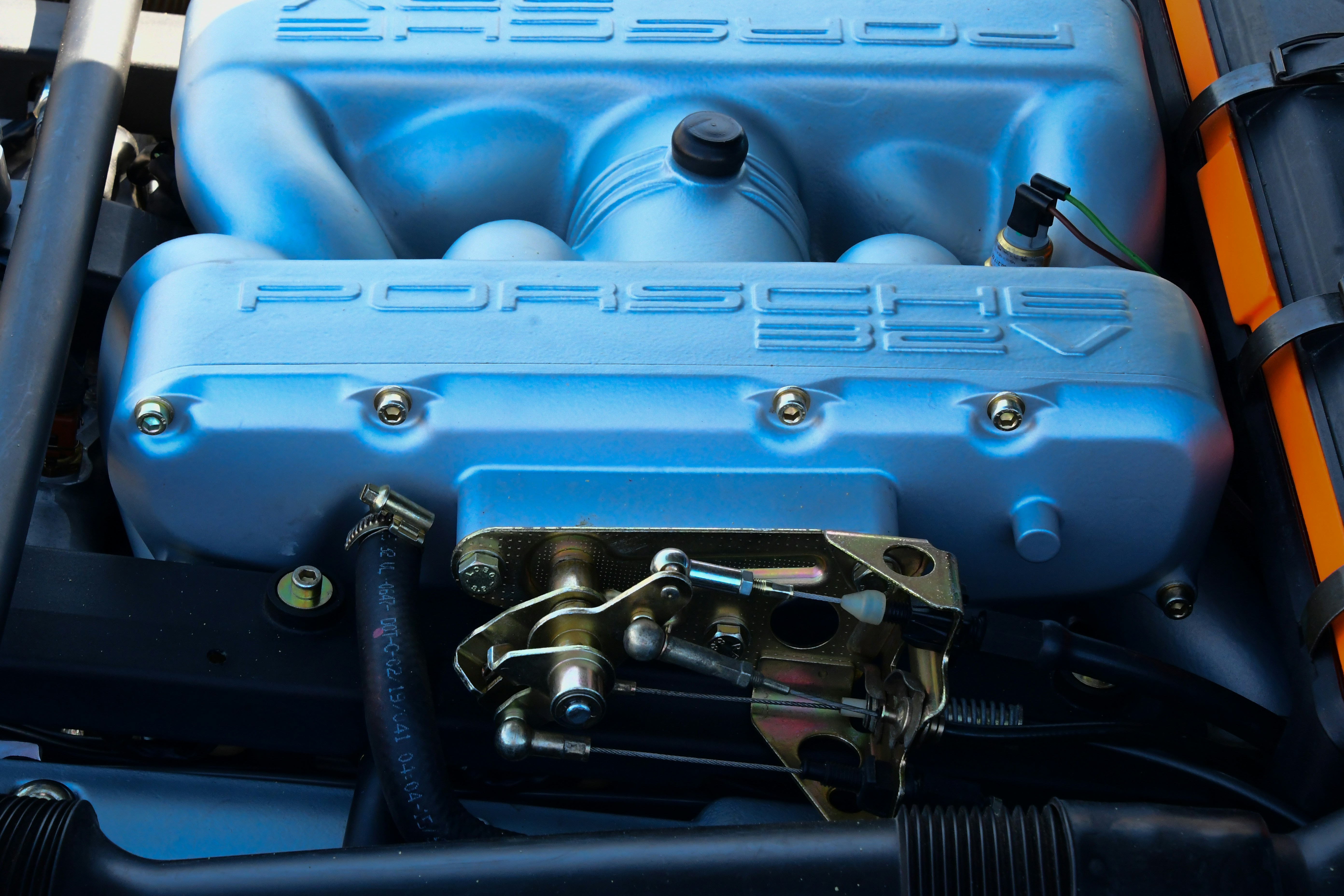 A close up of a blue engine in a vehicle photo – Free Car Image on Unsplash