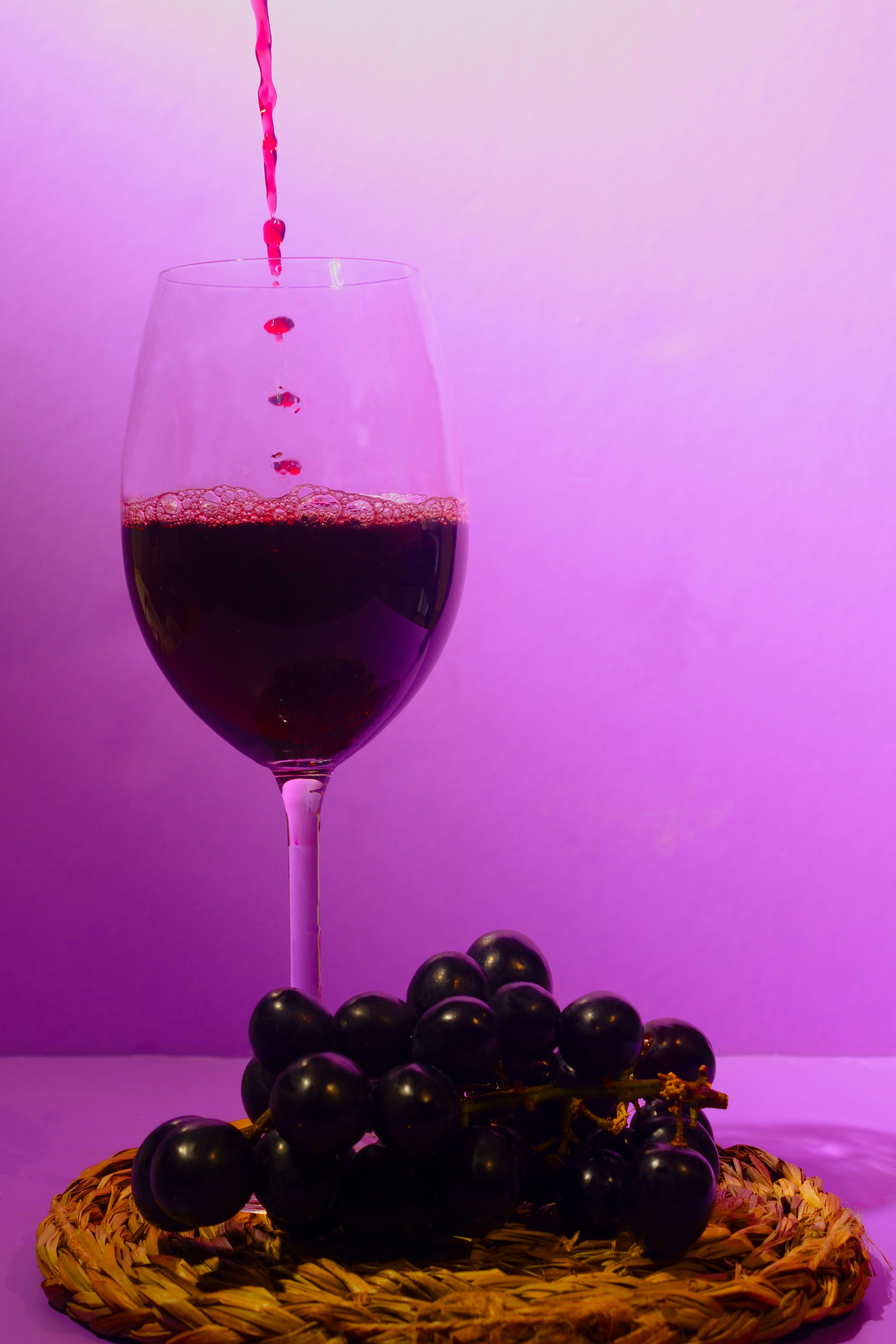 Una copa de vino tinto que se vierte en una copa foto – Imagen de ...