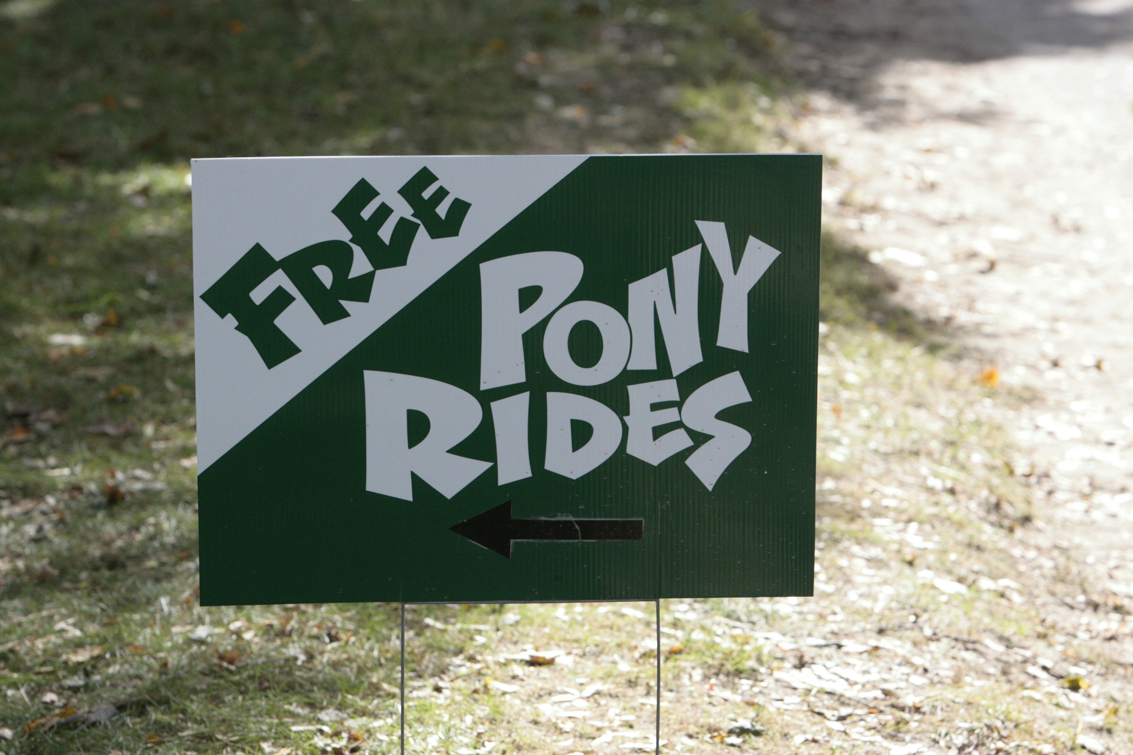 A sign that says free pony rides on it photo – Free Ma Image on Unsplash