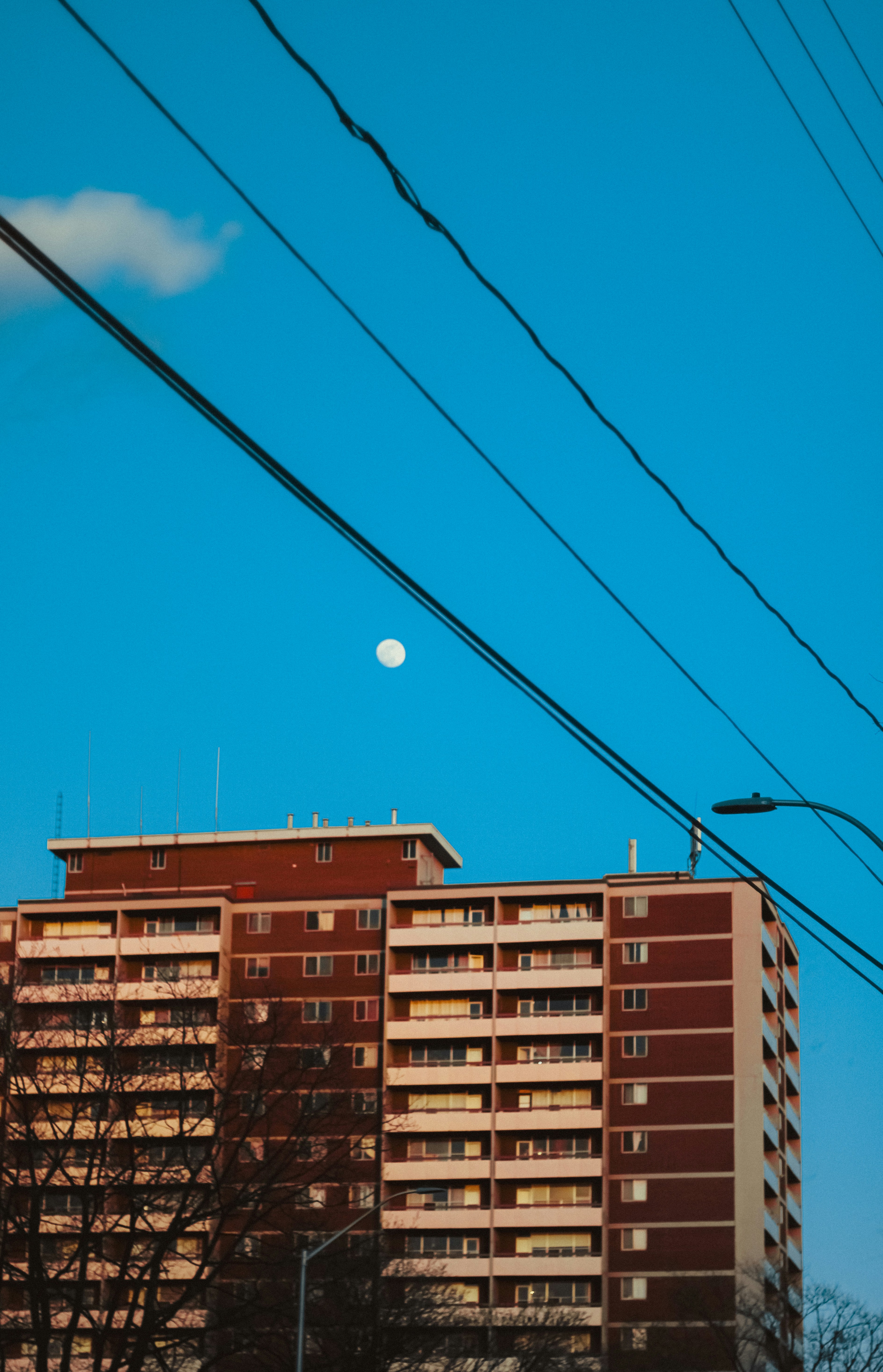 A tall building sitting next to a traffic light photo – Free City Image ...