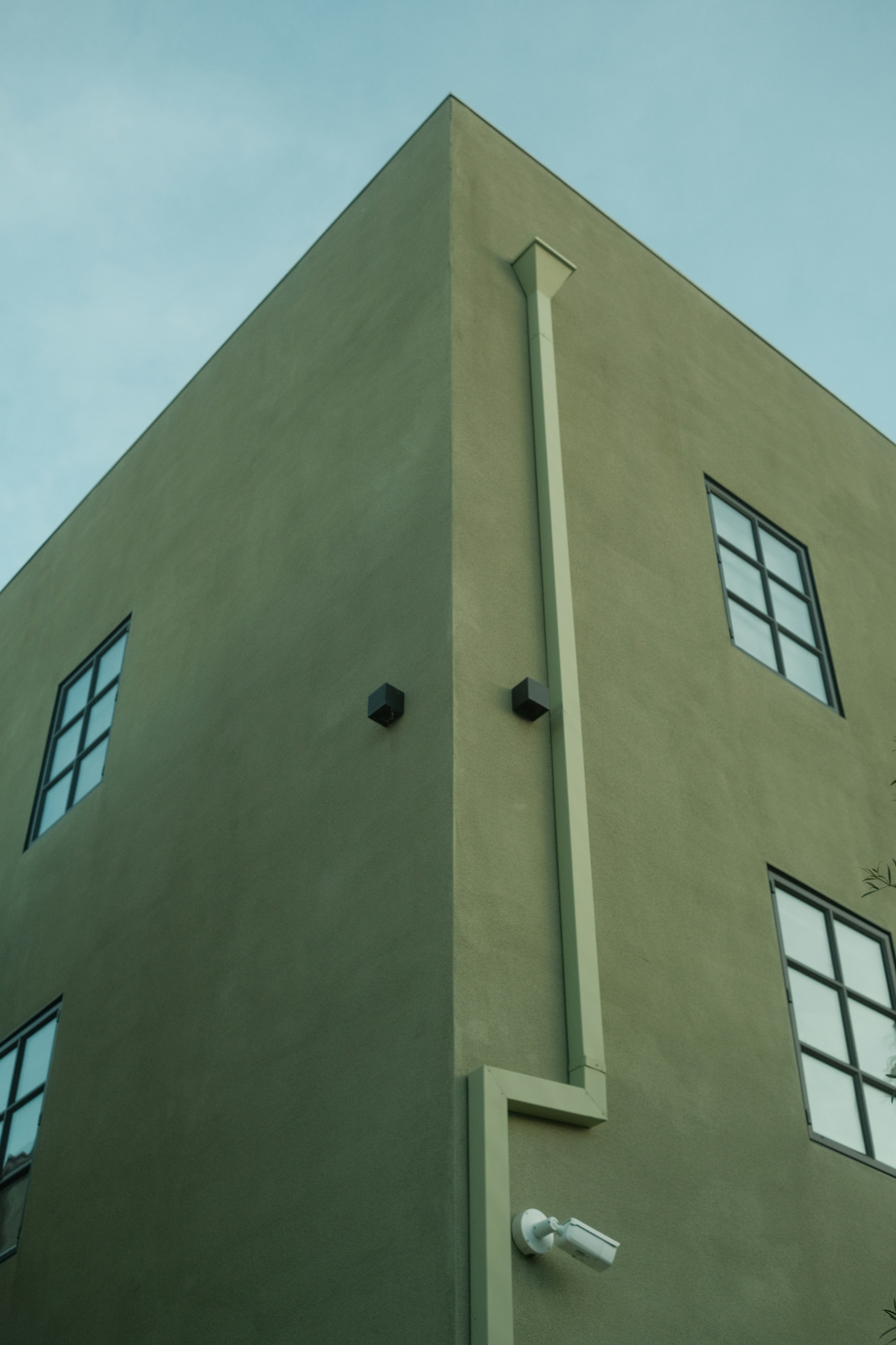 Green Corner Geometry: Minimalist Facade in Soft Light
