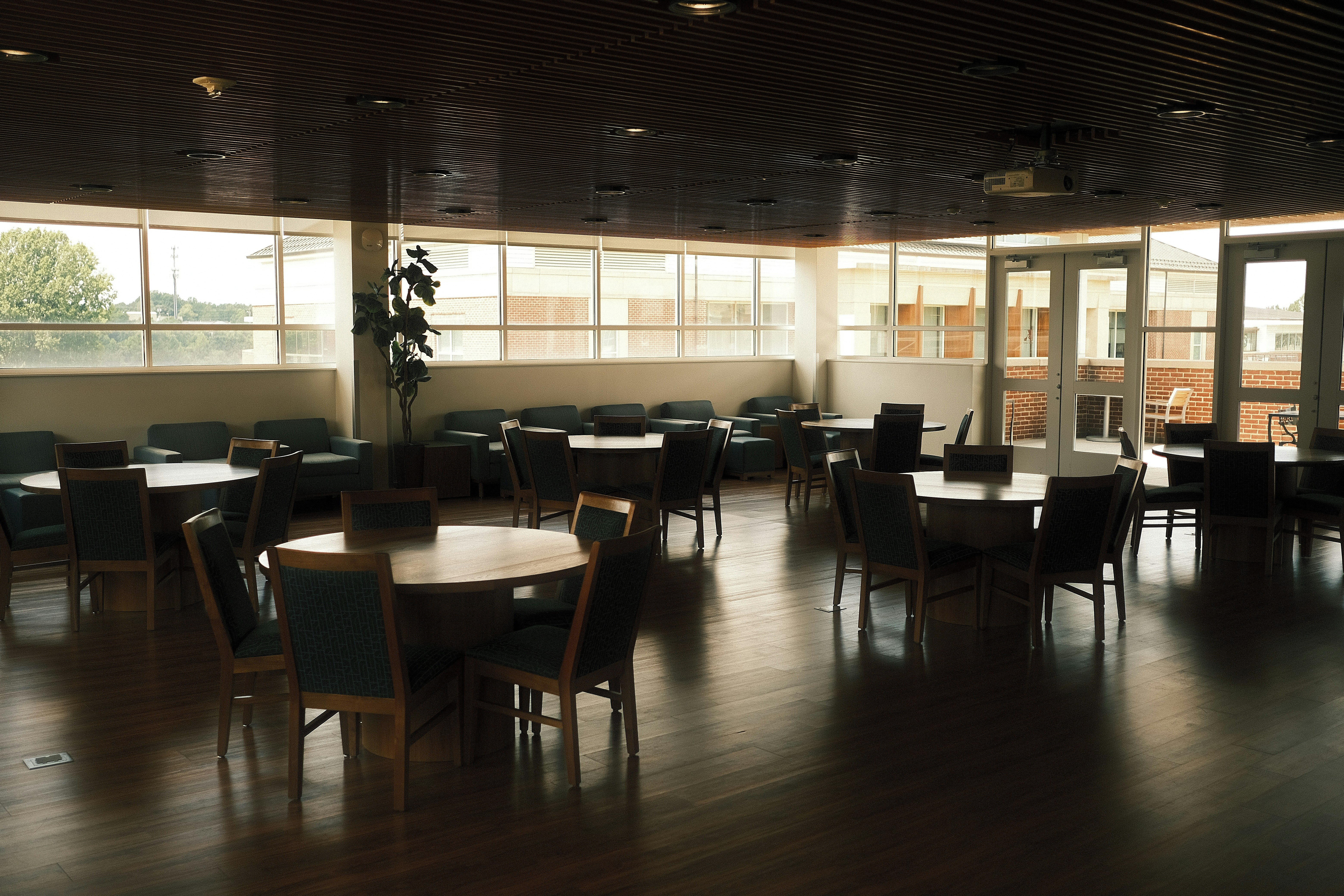 A room filled with lots of tables and chairs photo – Free Library Image ...