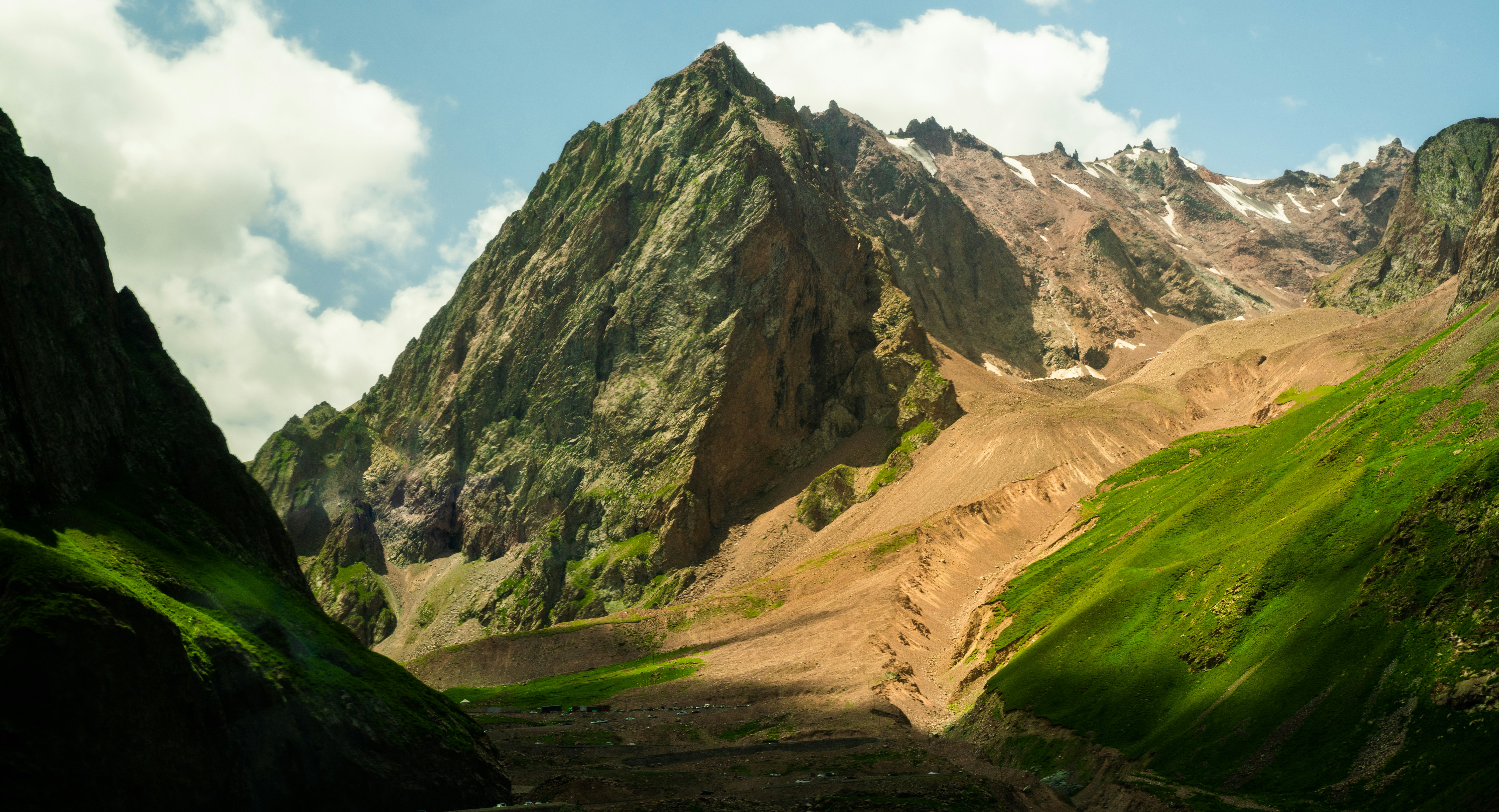 A view of a mountain range from a valley photo – Free Ili Image on Unsplash