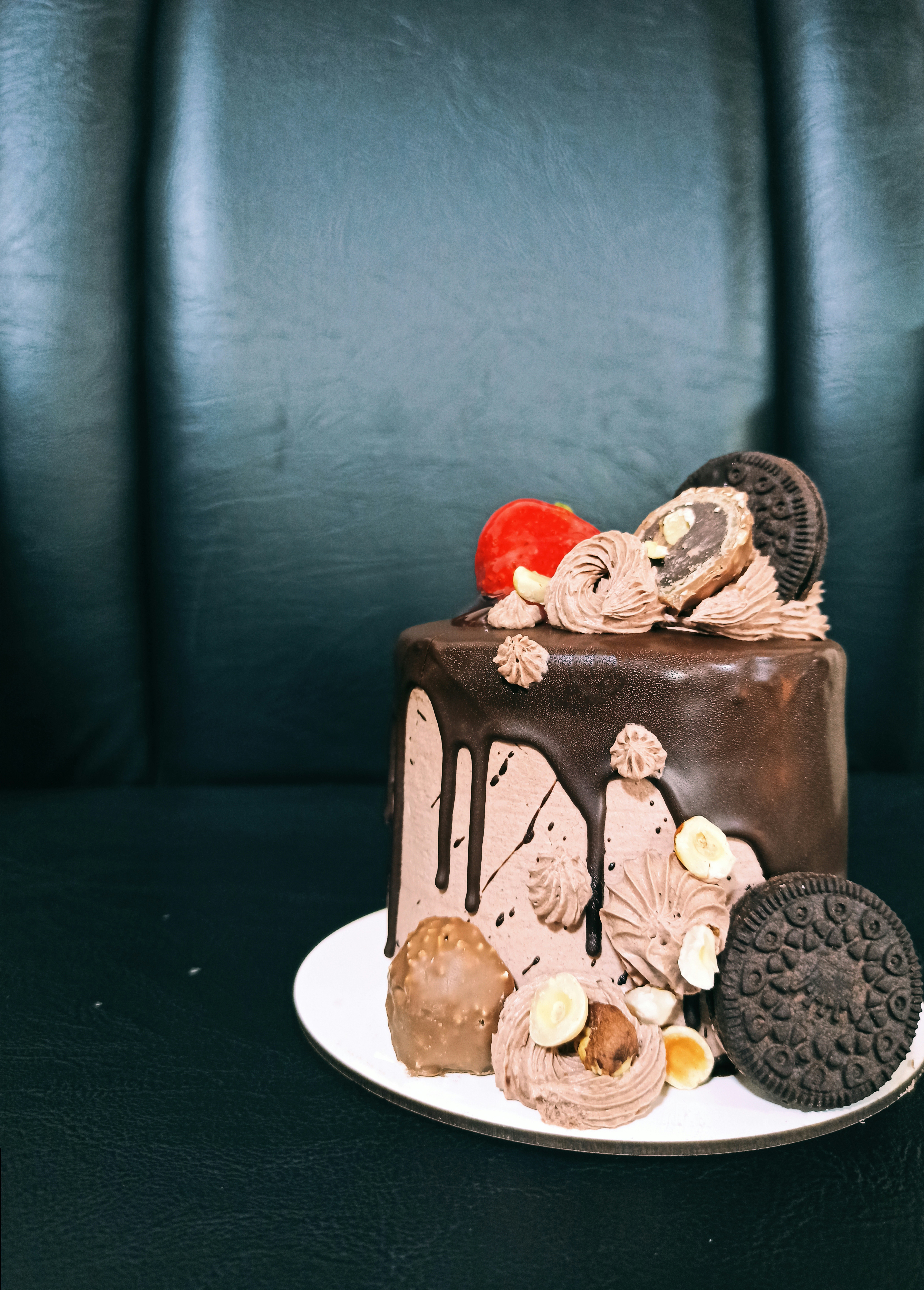 A chocolate cake with cookies and cream on a plate photo – Free Food Image on Unsplash