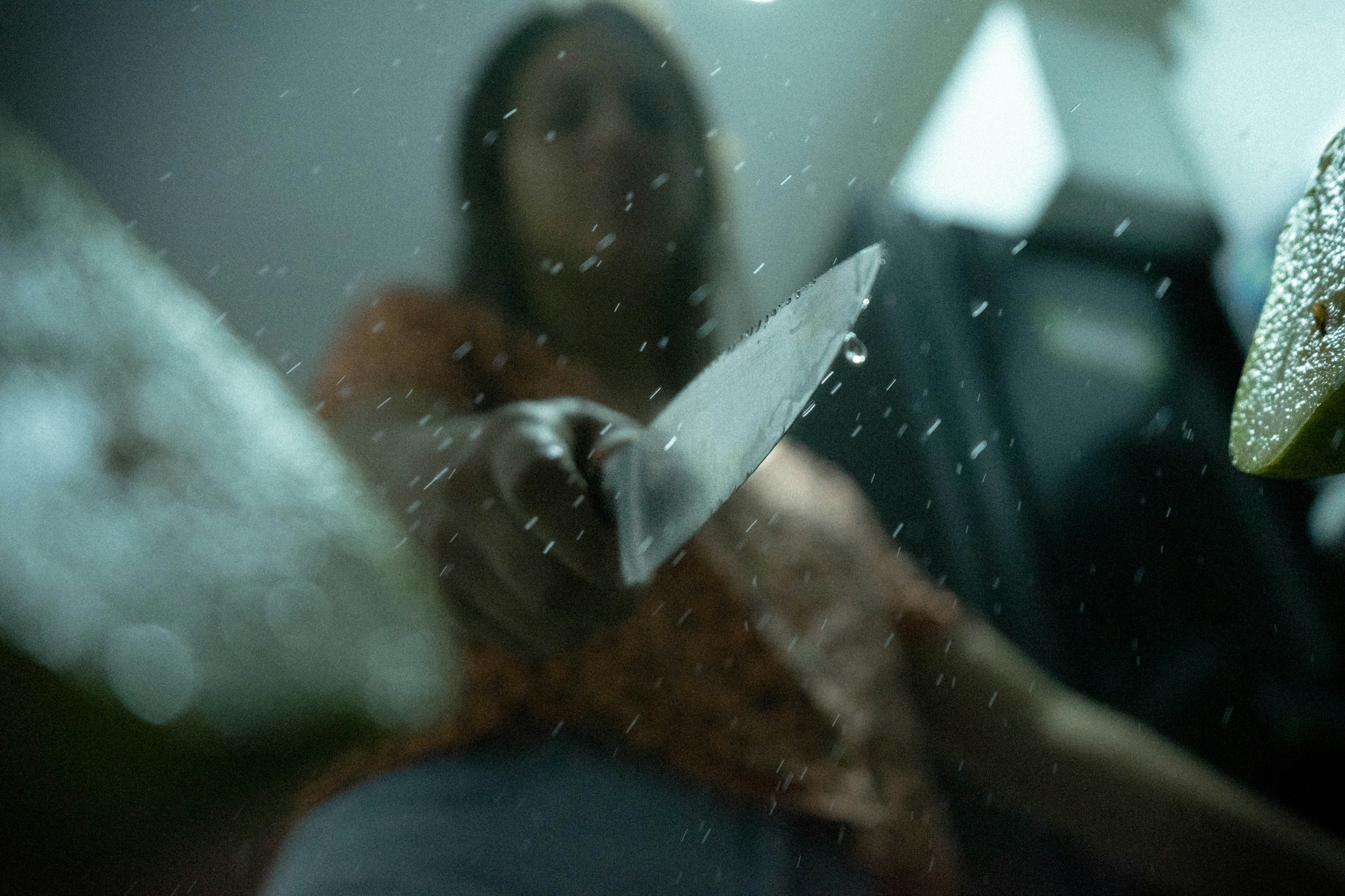 Cortando pera como una ninja | a person holding a knife in their hand