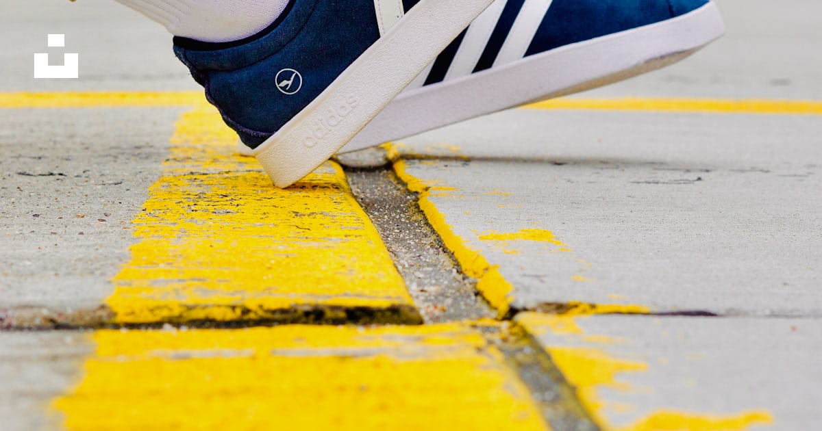 Los Pies De Una Persona En El Suelo Con Un Avión De Fondo Foto Imagen