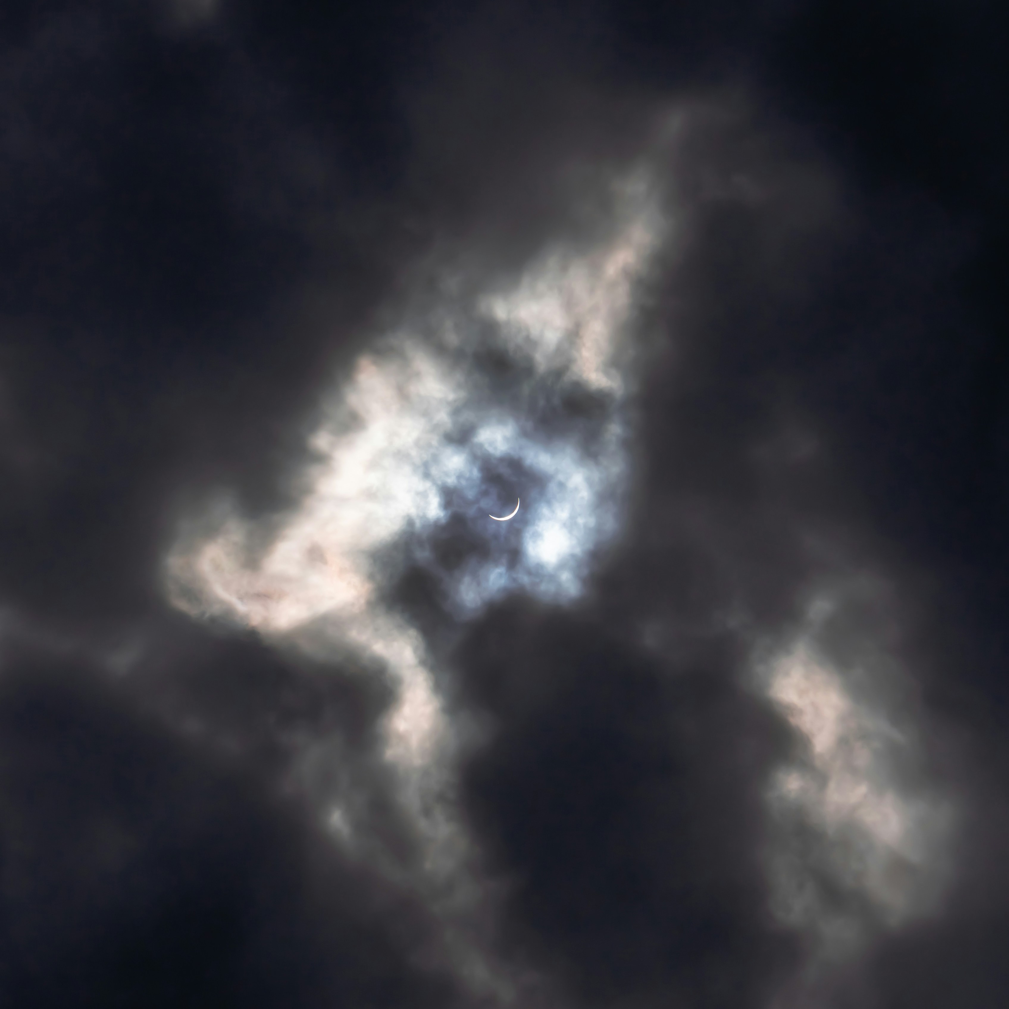 Le soleil brille à travers les nuages dans le ciel photo – Photo ...