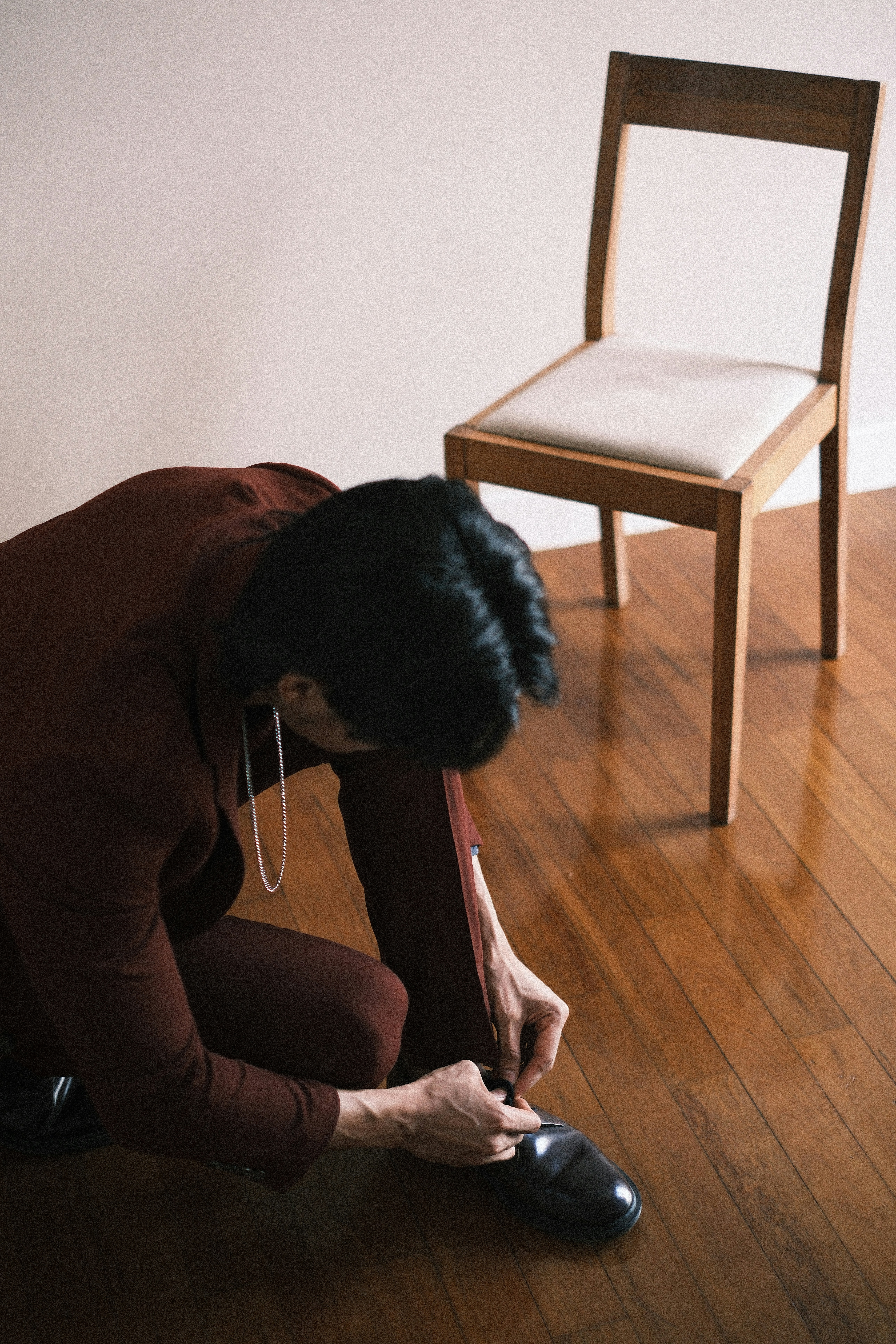 Barefoot Momentum: A Moment of Quiet Shoe-Tying