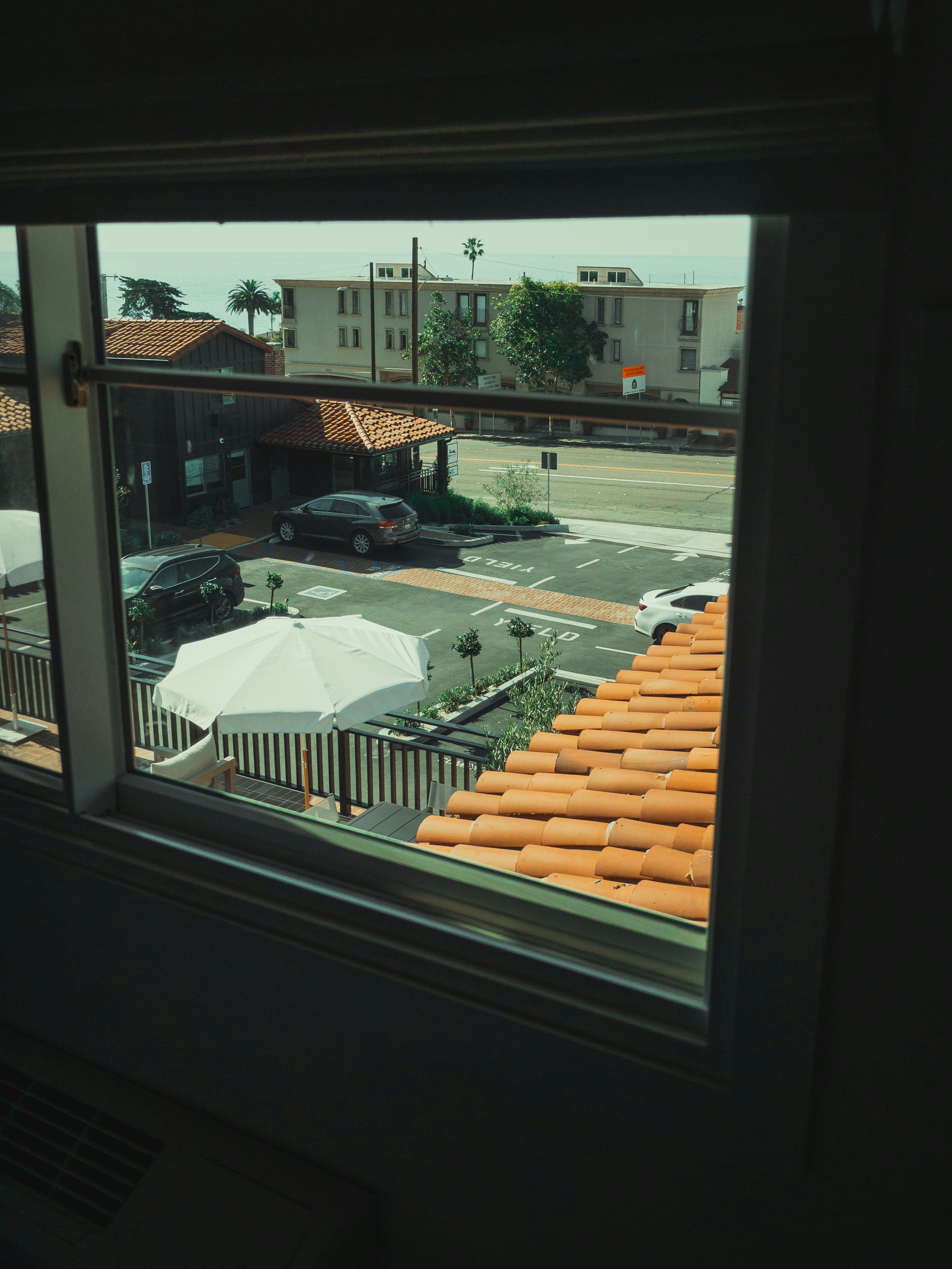 A view of a parking lot from a window photo – Free Car Image on Unsplash