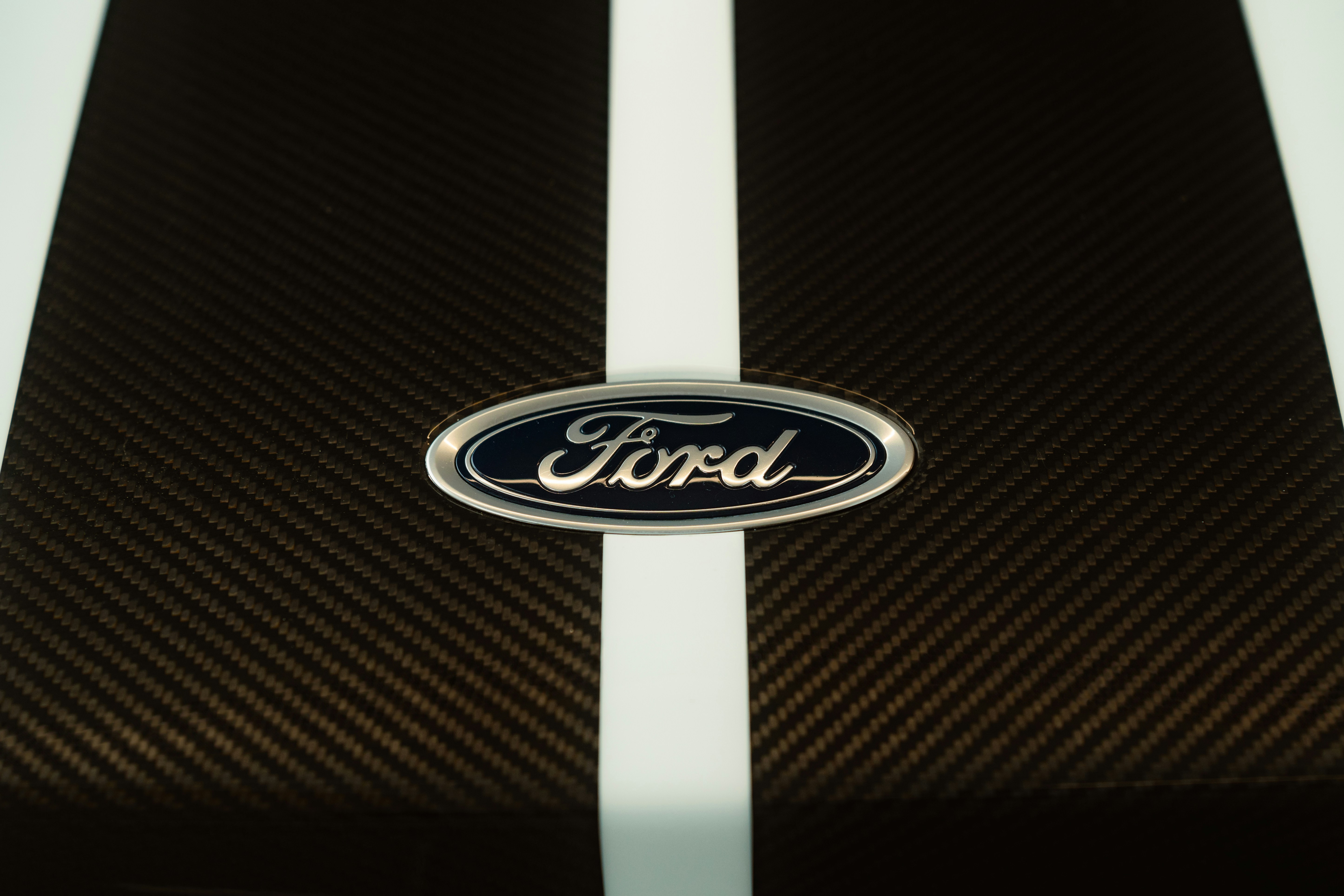 A close up of a ford emblem on a car photo – Free Czechia Image on Unsplash