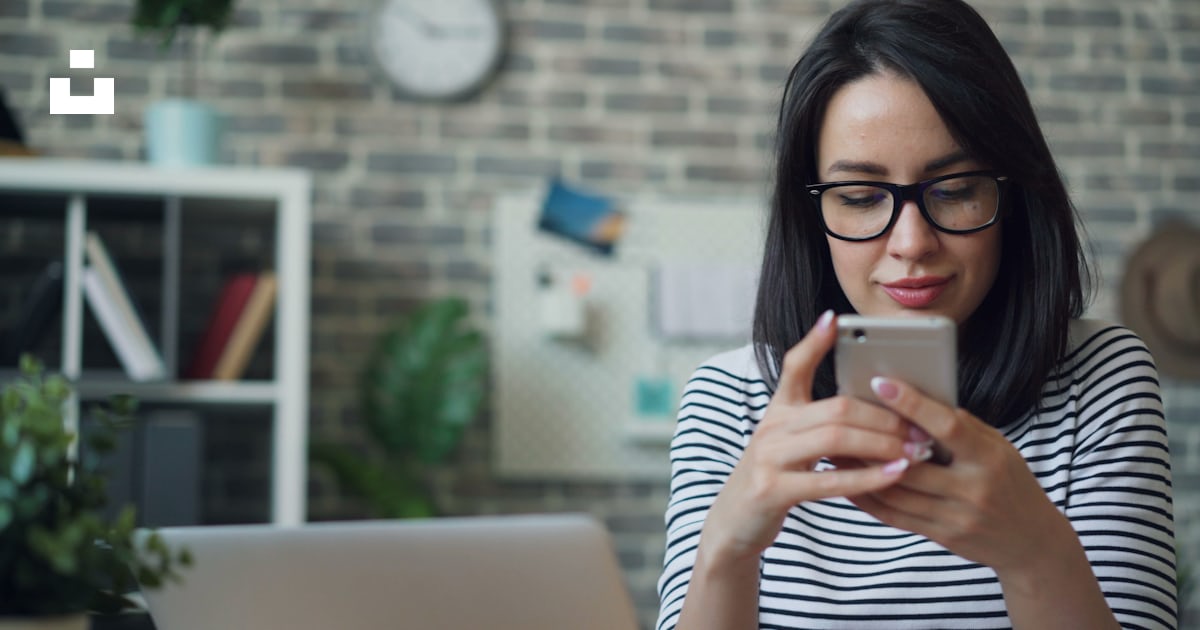 眼鏡をかけた女性が携帯電話を見ているの写真 Unsplashの無料大人写真