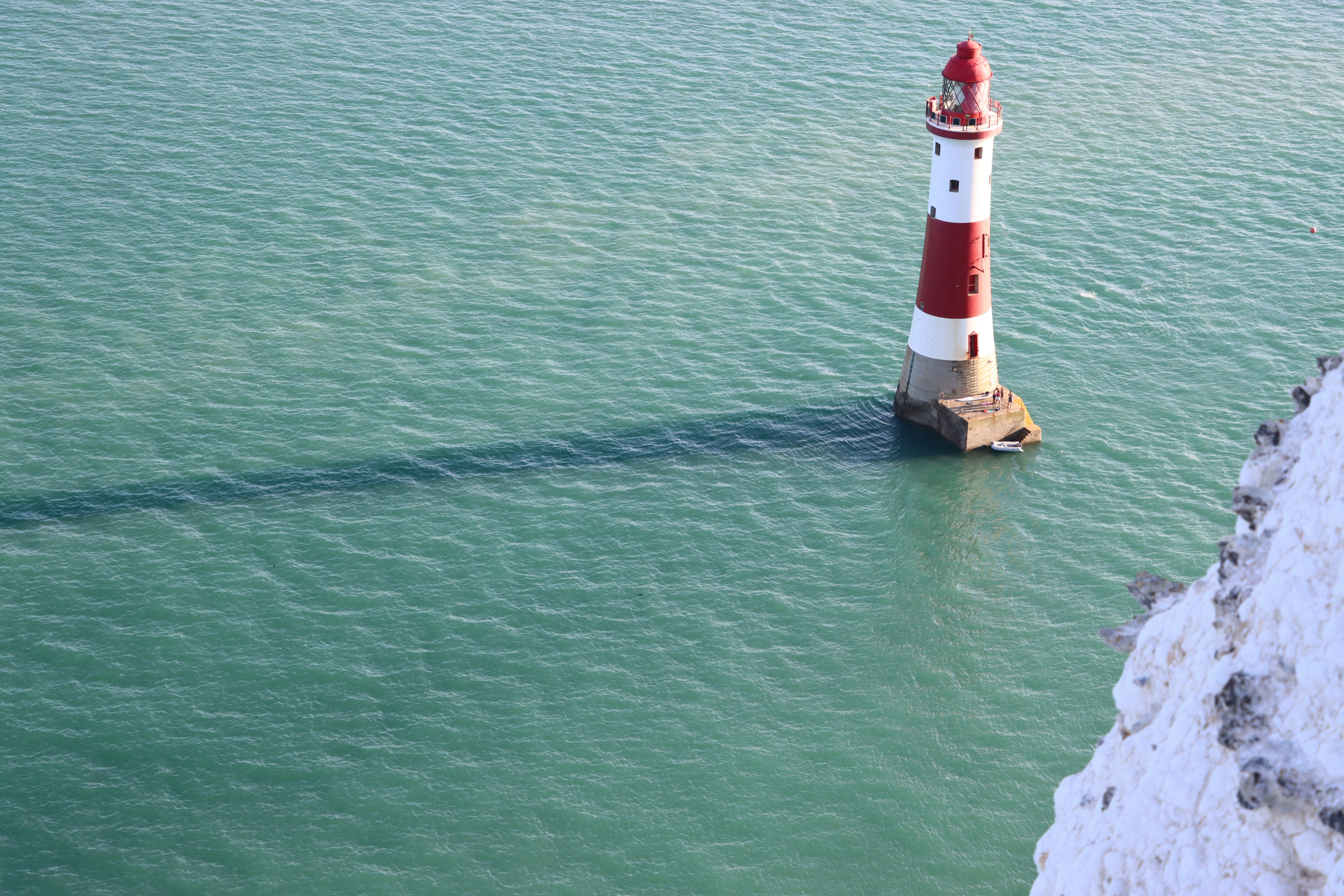Un faro rojo y blanco en medio del océano foto – Imagen de Eastbourne ...