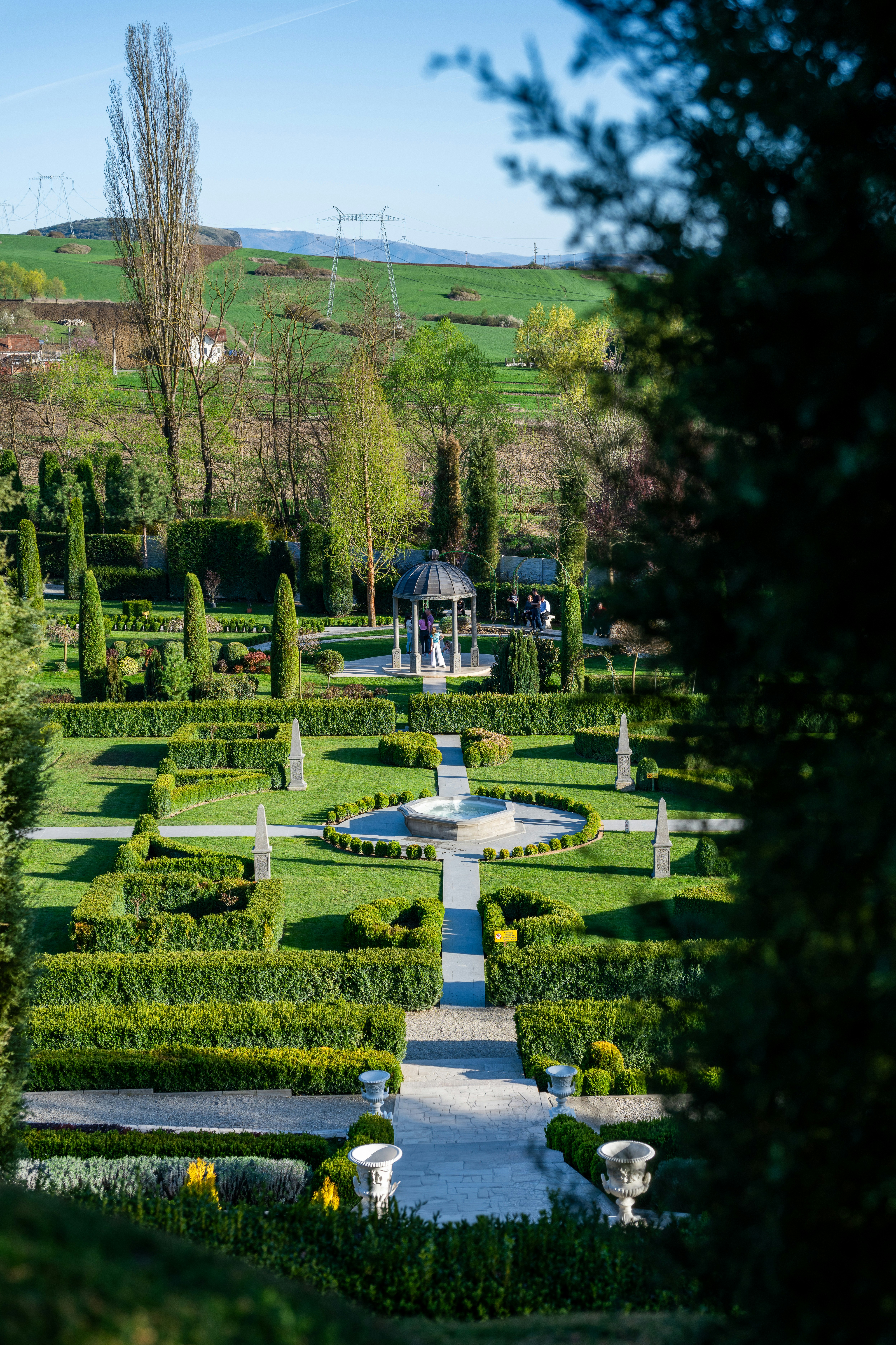 A garden with a fountain surrounded by hedges photo – Free Nature Image ...