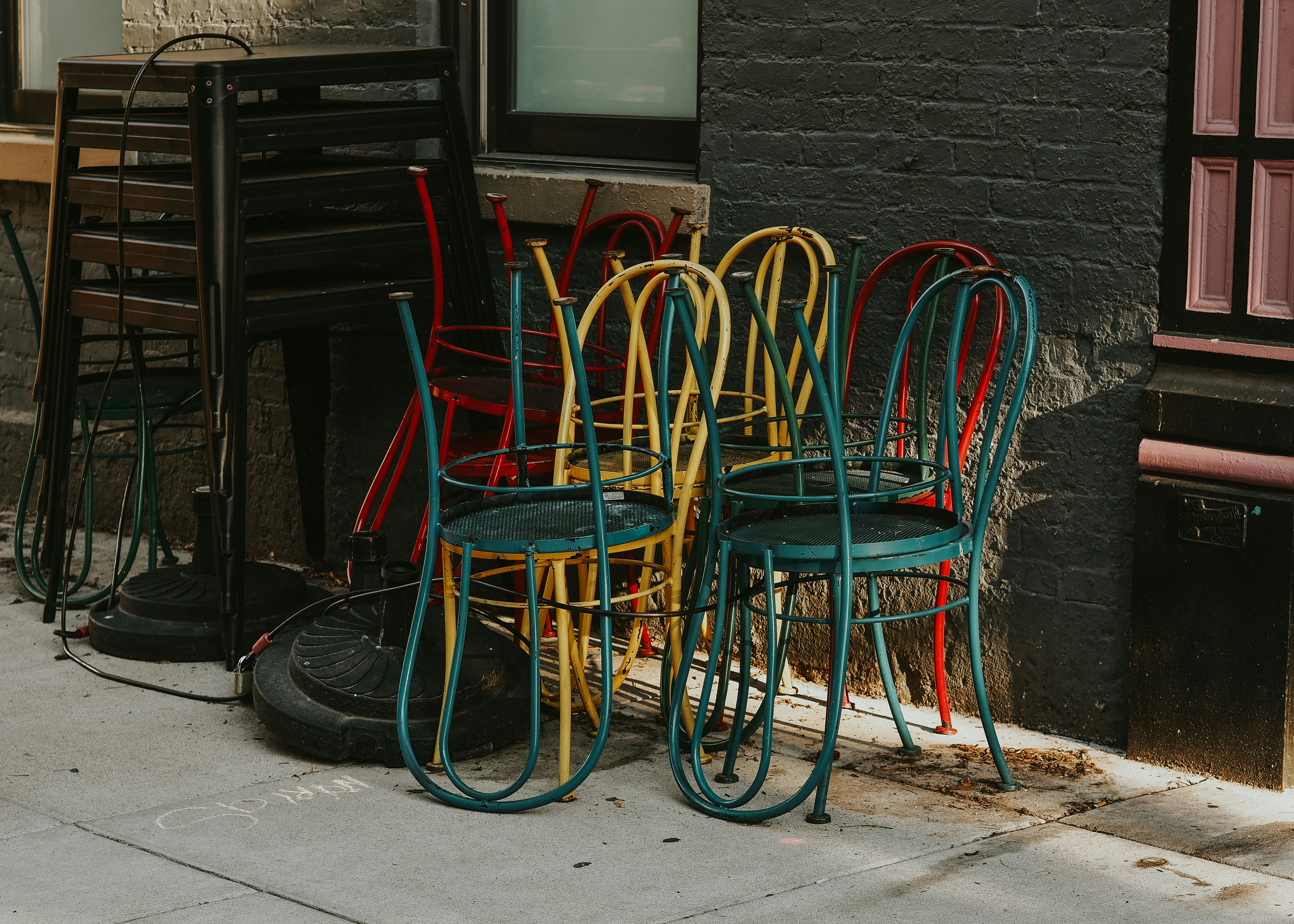 A bunch of chairs that are sitting on the sidewalk photo – Free Art ...