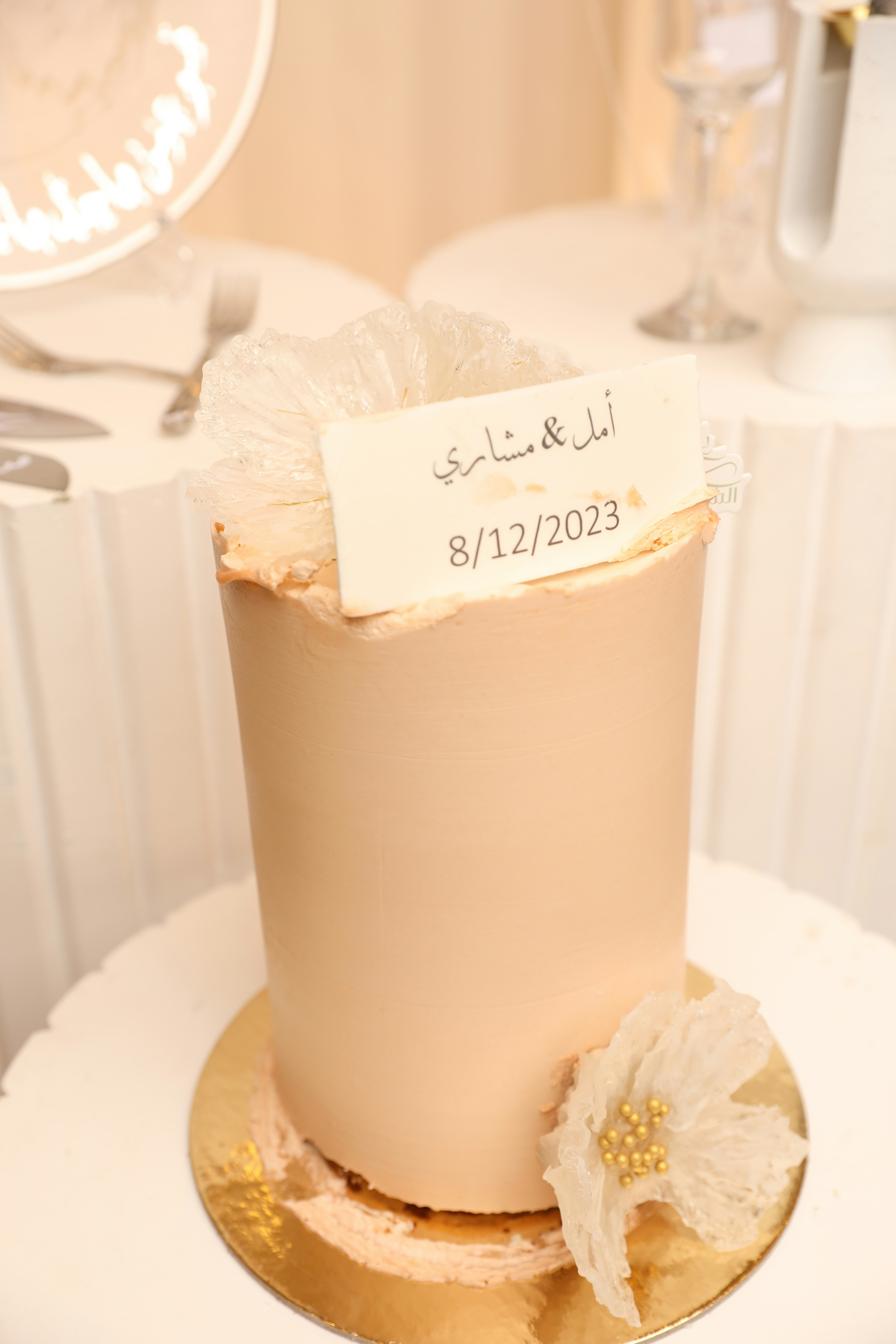 A wedding cake with a name tag on it photo – Free Food Image on Unsplash