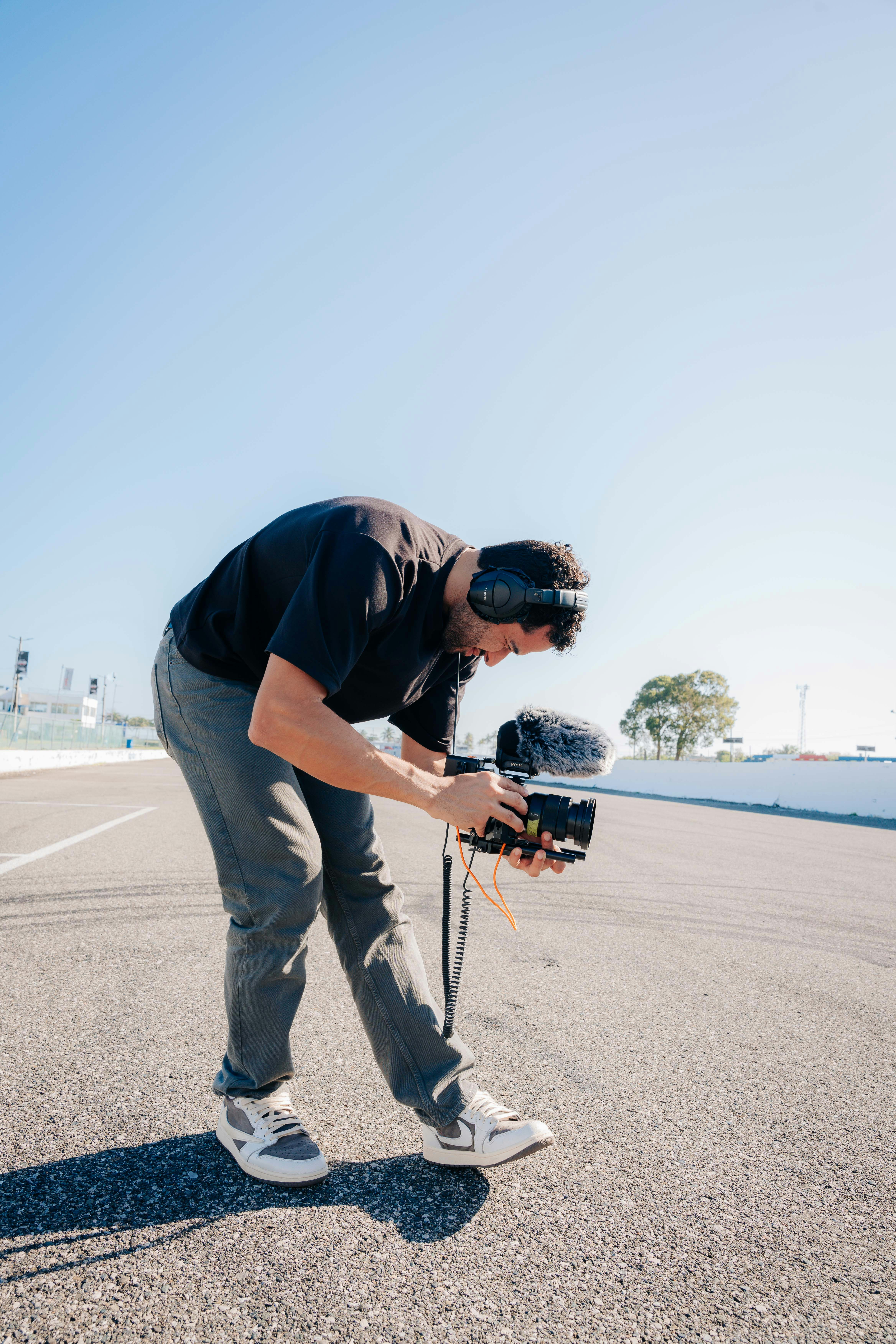 Un homme vêtu d’une chemise noire tient un objet noir photo – Image ...